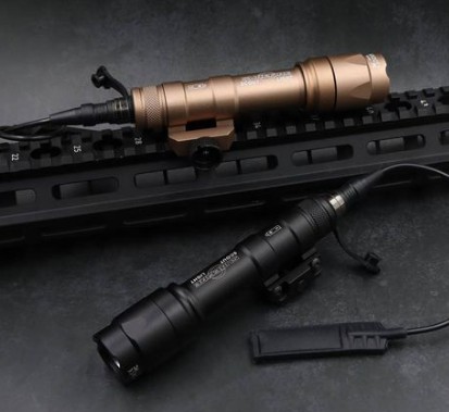 LANTERNA TATICA SUREFIRE MOD .M60 P/ TRILHO 22MM - GOLD - BRAVUS ...