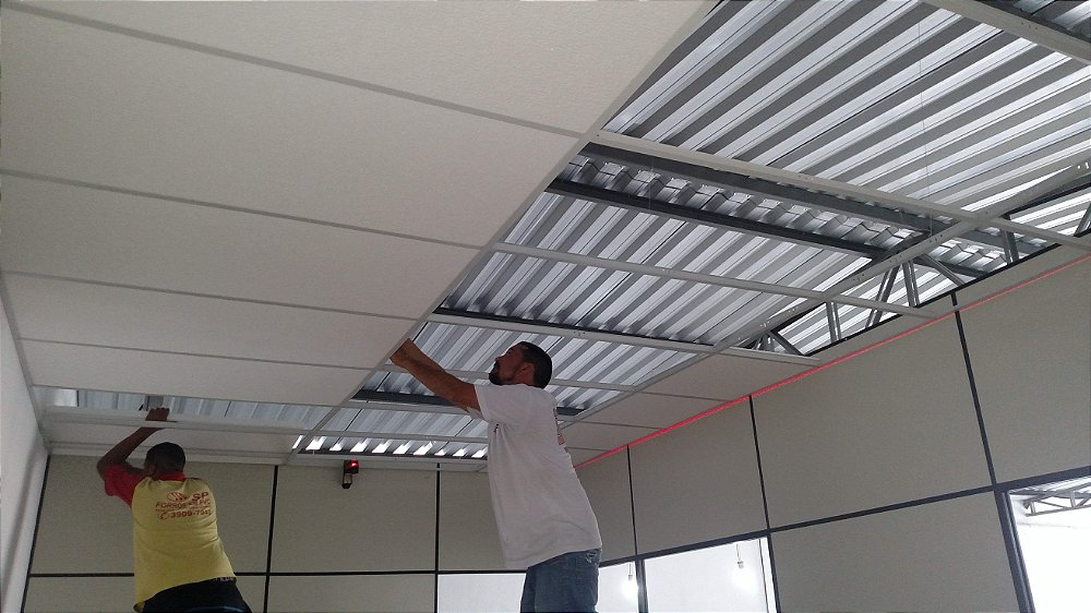 Divisória naval eucatex instalada. Divisória com vidros e portas ...