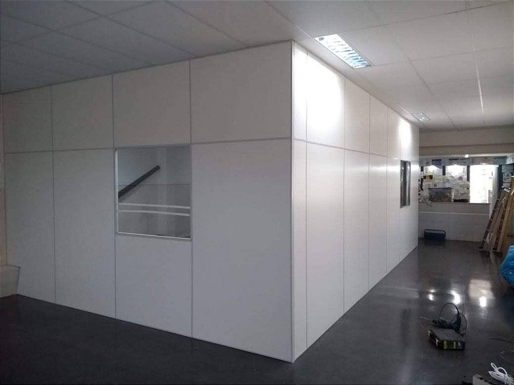 Divisória naval eucatex instalada. Divisória com vidros e portas ...