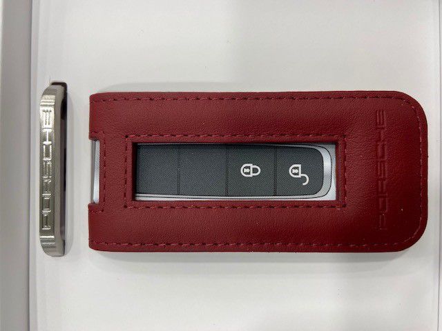 Porta-chaves de Couro* Bordo* - Boutique Porsche Center Belo Horizonte
