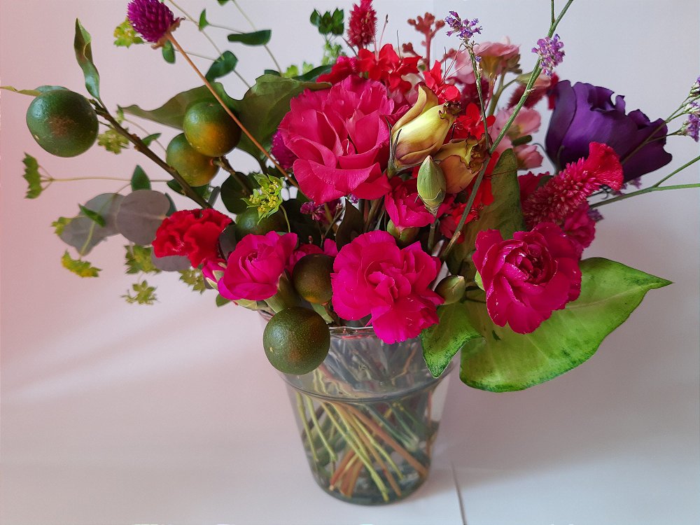 Um pequenino Vaso com Flores Variadas - A Pequena Loja de Flores