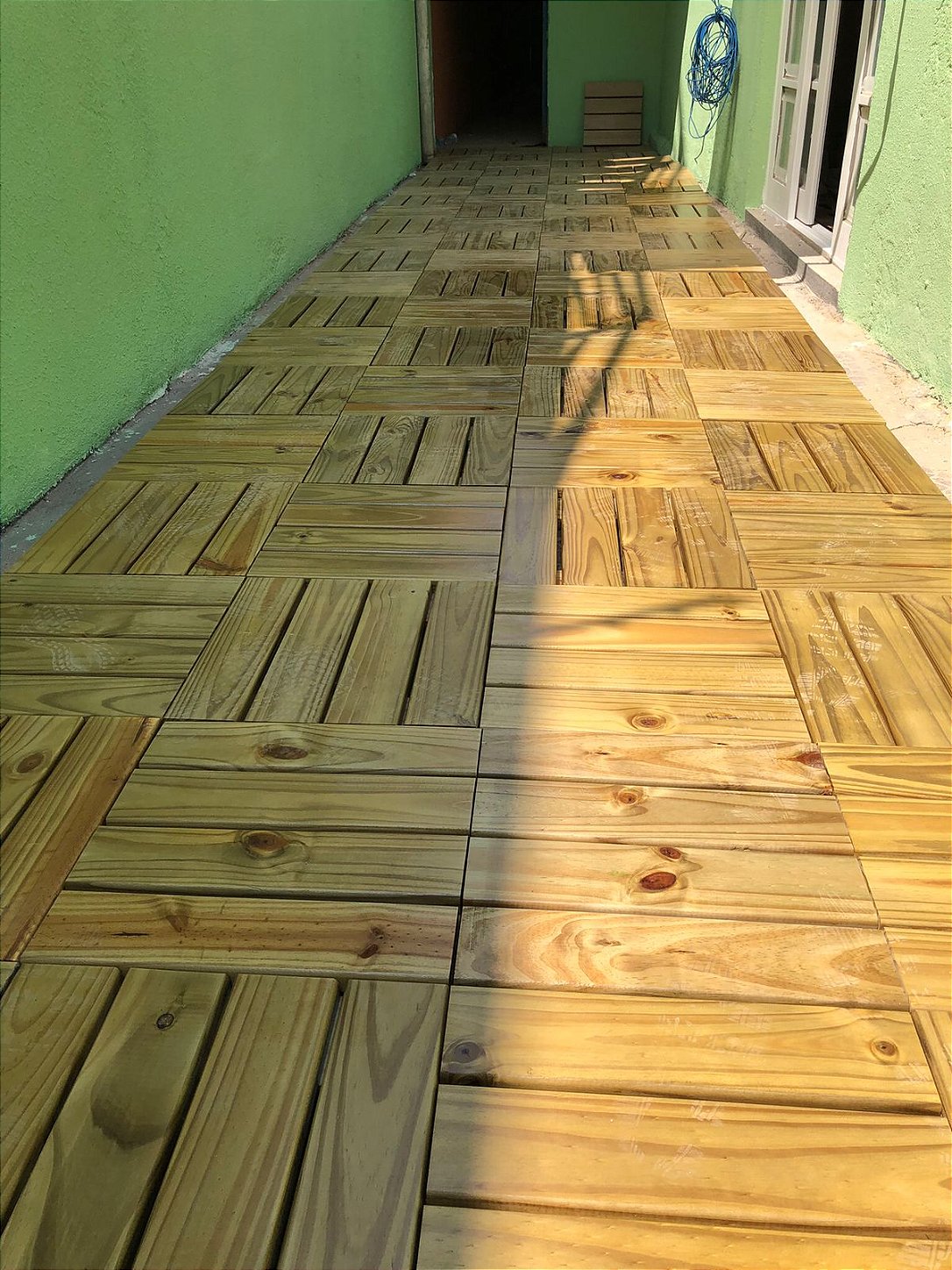 Deck de Pinus Instalado 9,5 cm x 2 cm Tratado Autoclavado - Rodapé ...