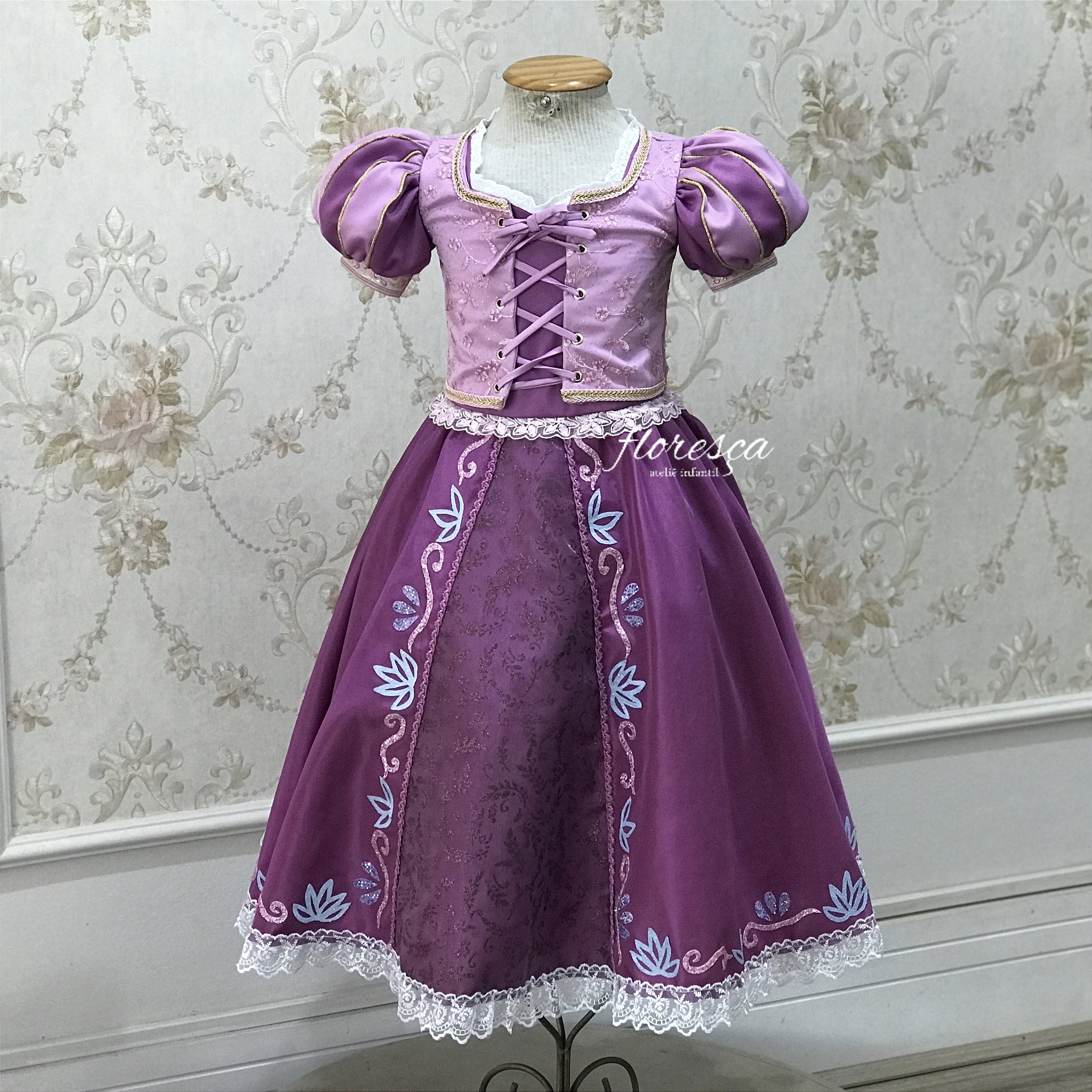VESTIDO INFANTIL PRINCESA RAPUNZEL - ENROLADOS - Floresça Ateliê Infantil