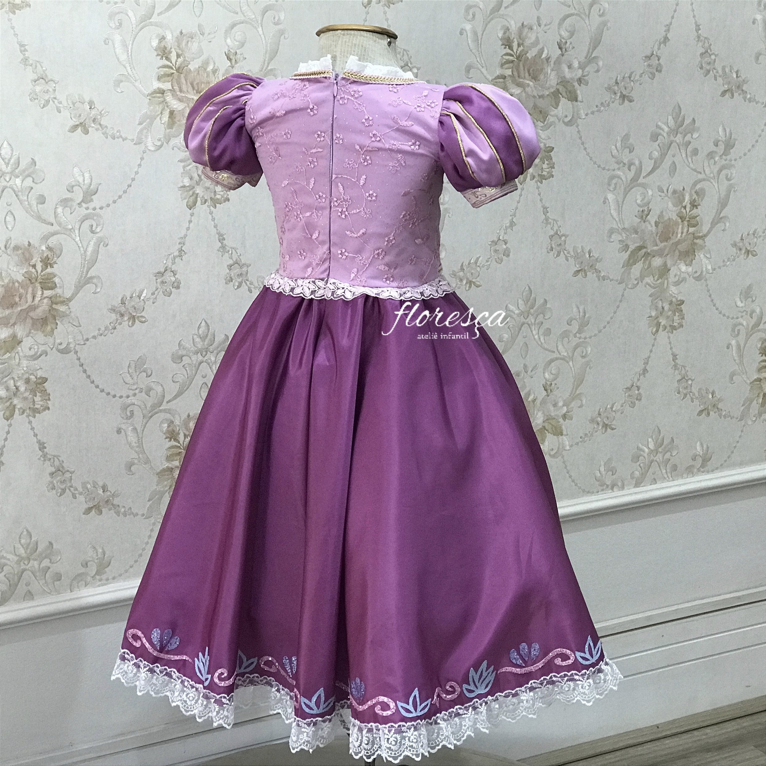 VESTIDO INFANTIL PRINCESA RAPUNZEL - ENROLADOS - Floresça Ateliê Infantil