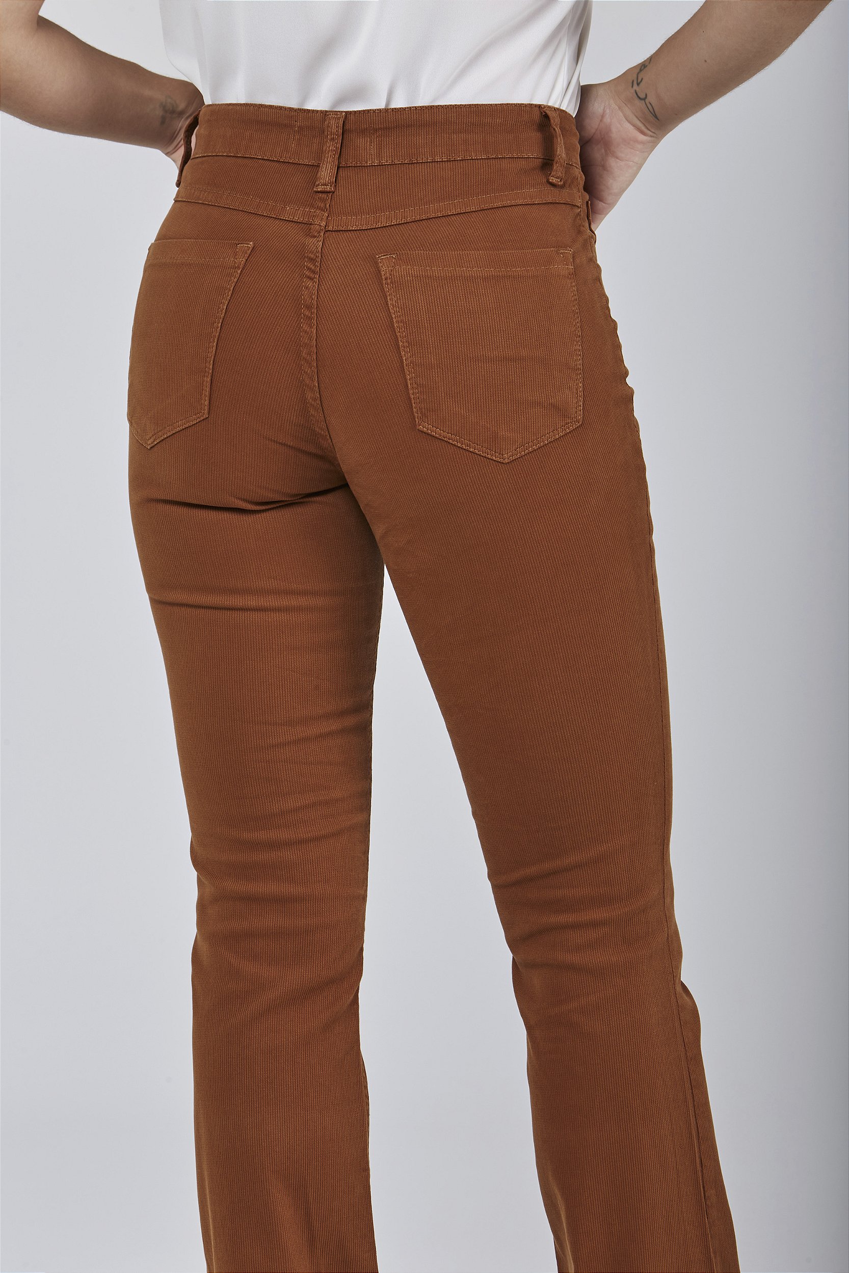 Calça Jeans Feminina Boot Cut Sarja Cotelê Marrom - Turim - Santé Denim