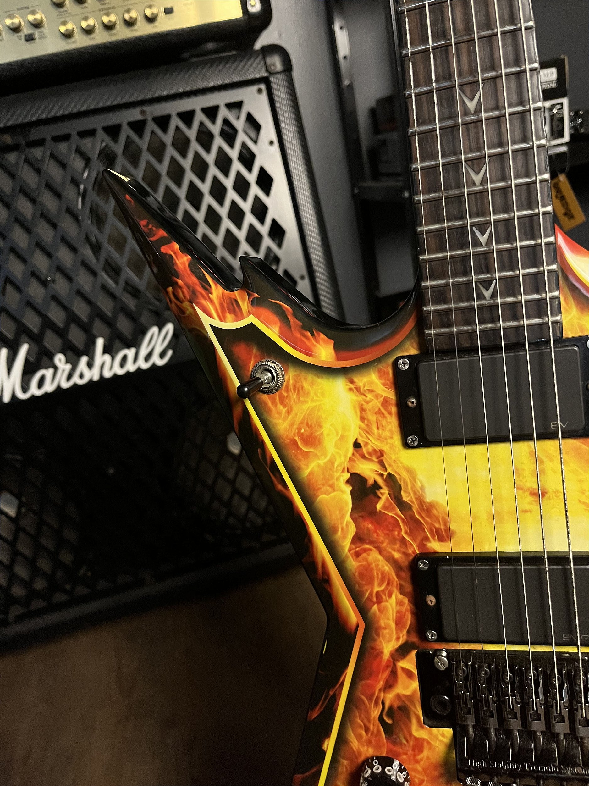 Guitarra Dean Razorback Dimebag Darrell Canhoto C/ CASE - Crunch Music