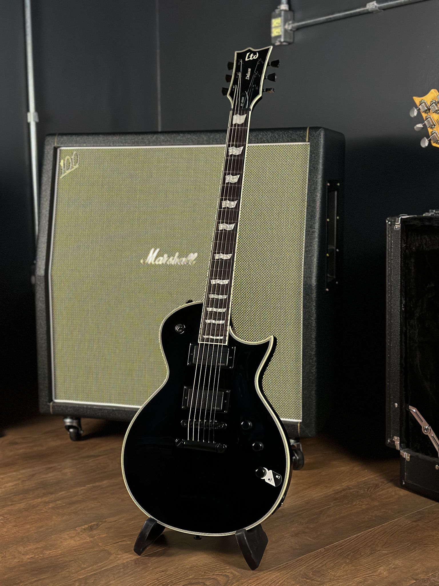 GUITARRA ESP LTD EC-1000S - BLACK - COM CASE - EC1000 - Crunch Music
