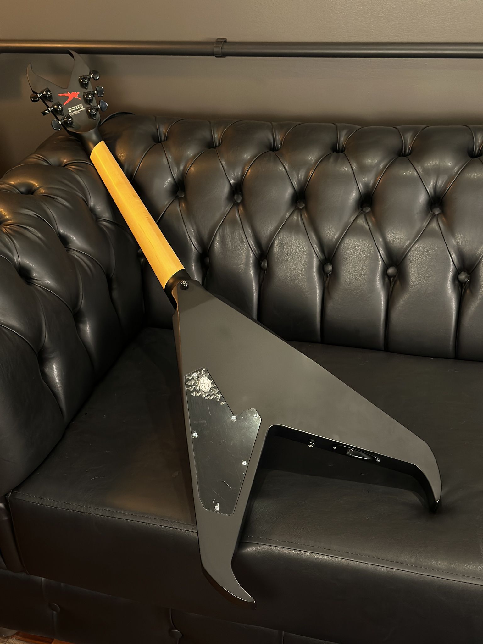 GUITARRA DEAN KERRY KING V - COM CASE - CAPTADORES EMG GH - Crunch Music