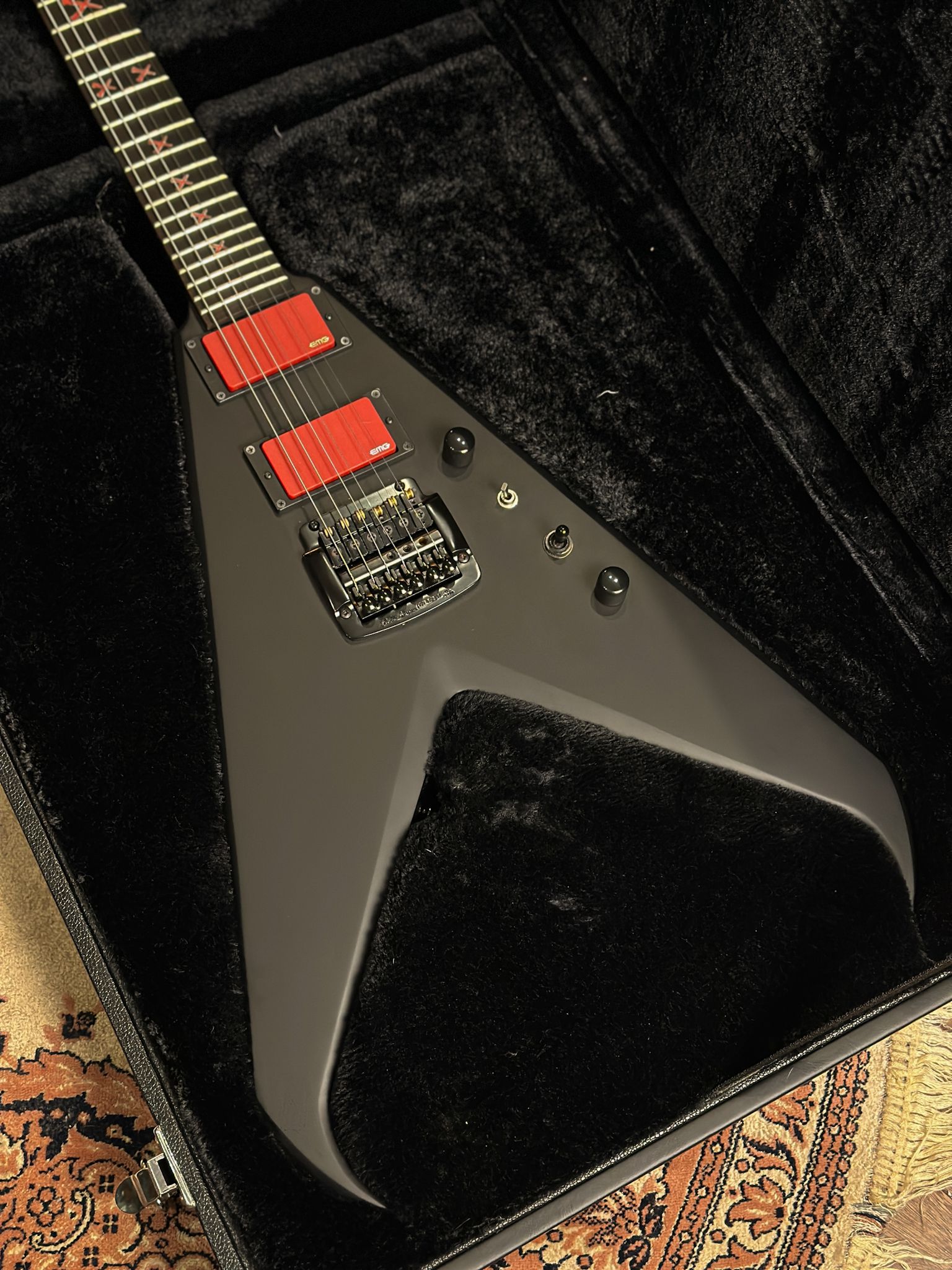 GUITARRA DEAN KERRY KING V - COM CASE - CAPTADORES EMG GH - Crunch Music