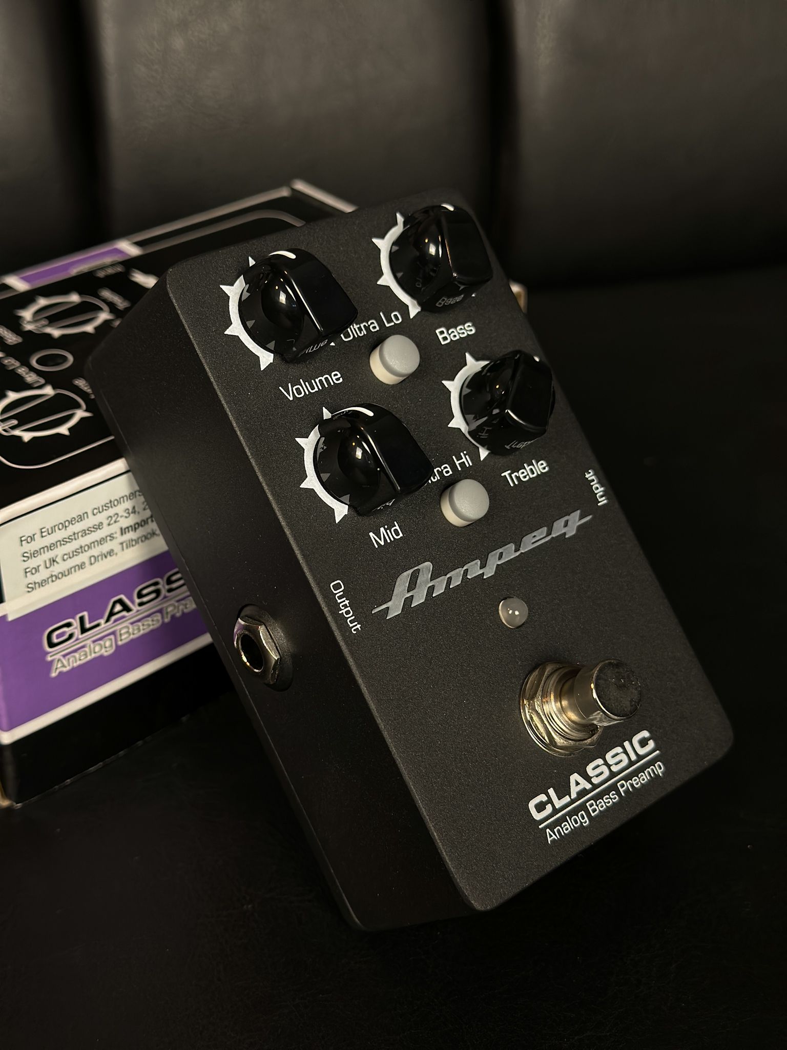 PEDAL PRE AMPLIFICADOR PARA BAIXO - CLASSIC BASS - AMPEG - Crunch Music