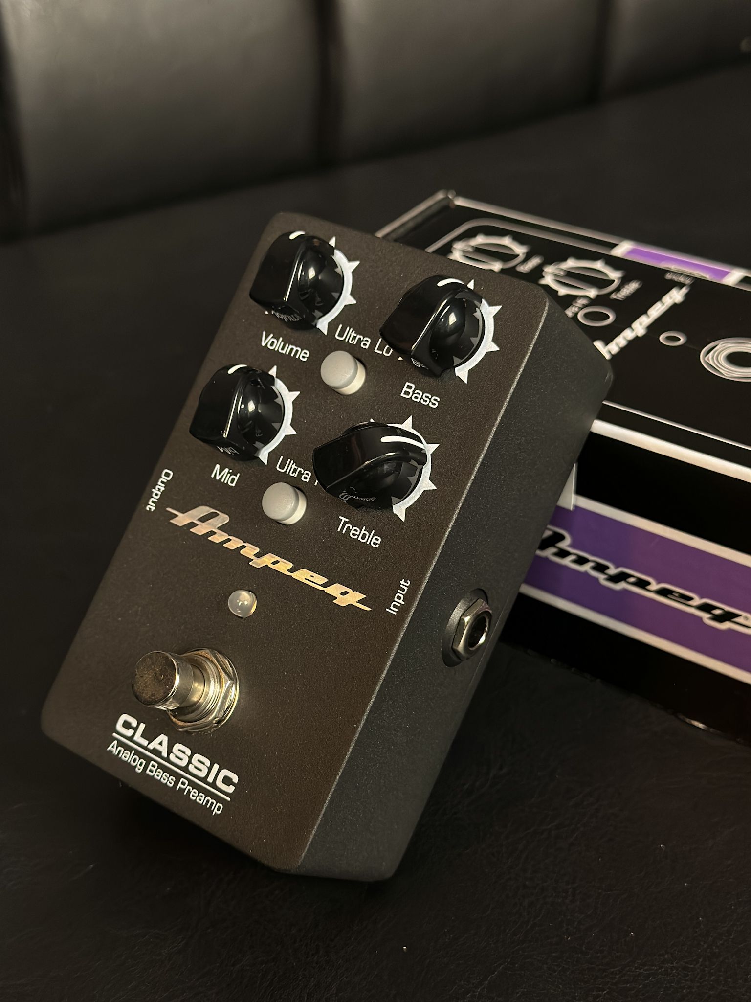 PEDAL PRE AMPLIFICADOR PARA BAIXO - CLASSIC BASS - AMPEG - Crunch Music