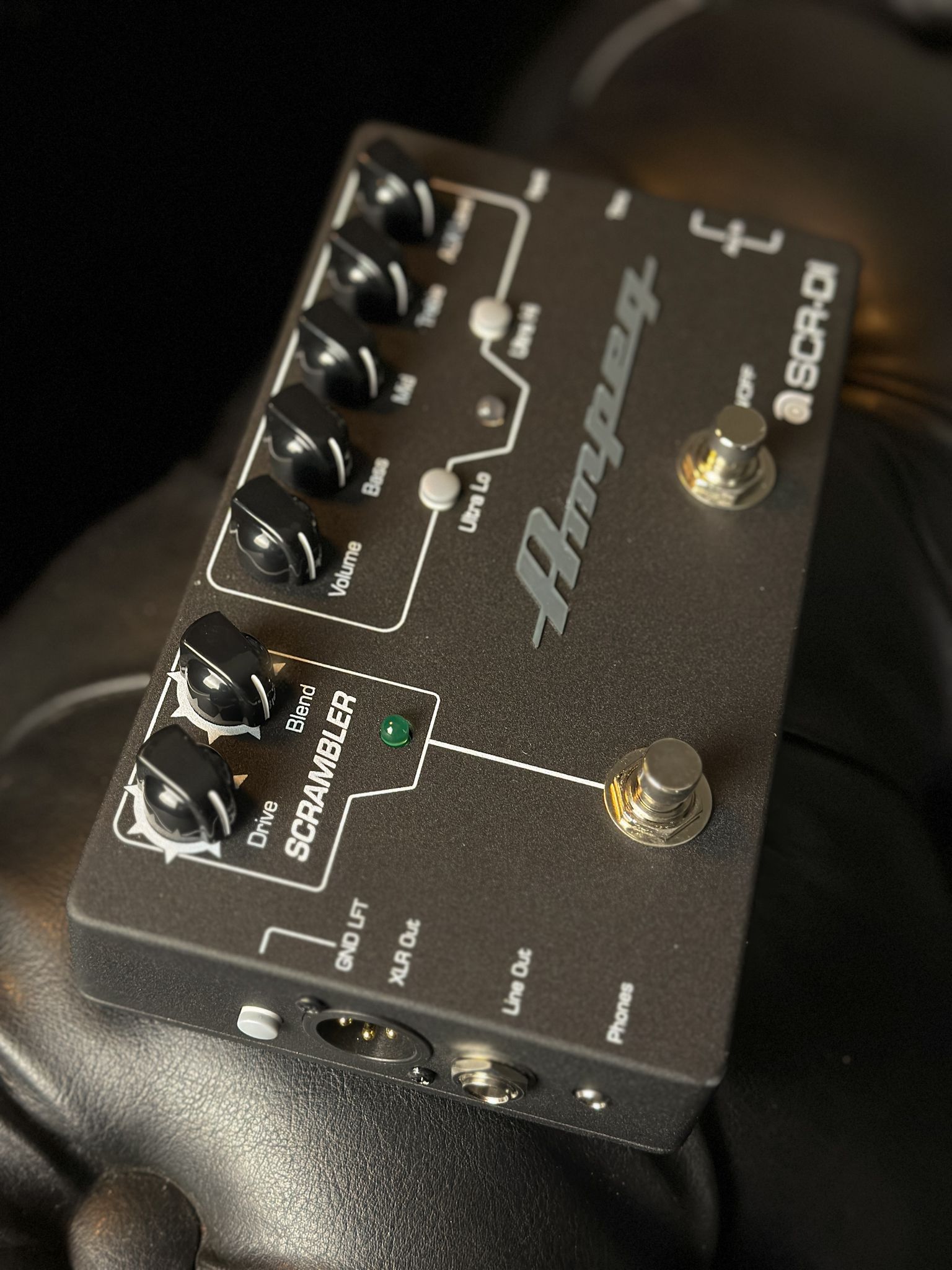 PEDAL PRE AMPLIFICADOR P/ BAIXO SCR-DI - AMPEG - SCRAMBLER - Crunch Music