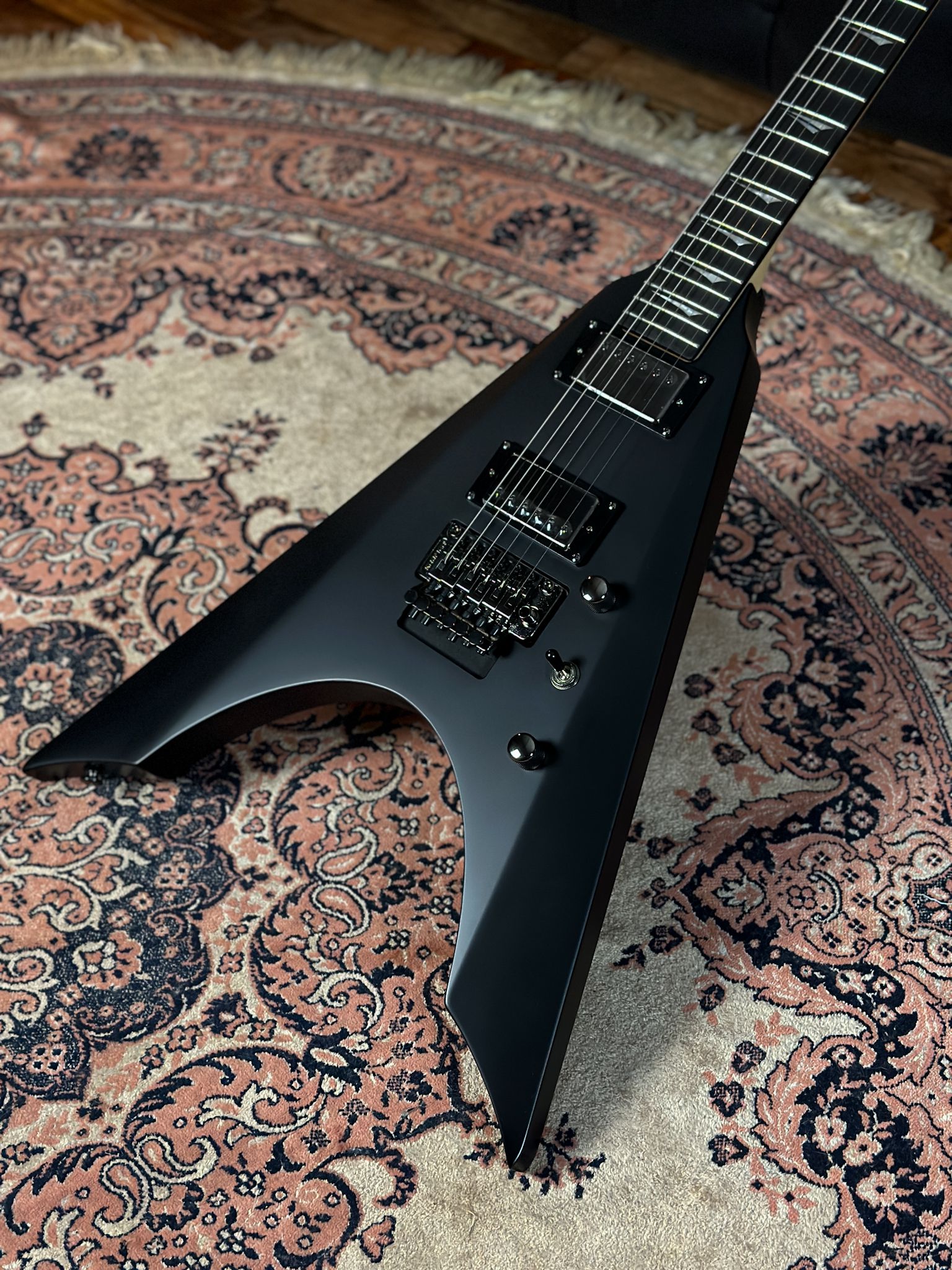 Guitarra Kramer Nite V FR - Satin Black - Floyd Rose - Flying V ...