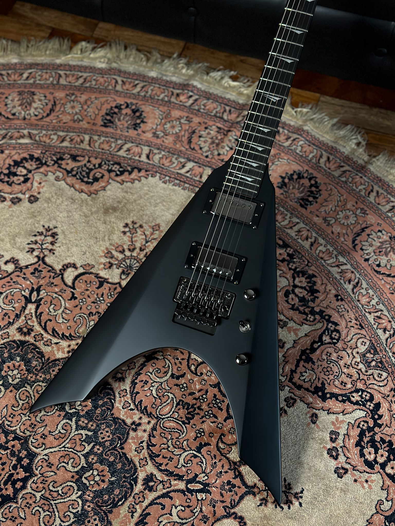 Guitarra Kramer Nite V FR - Satin Black - Floyd Rose - Flying V ...