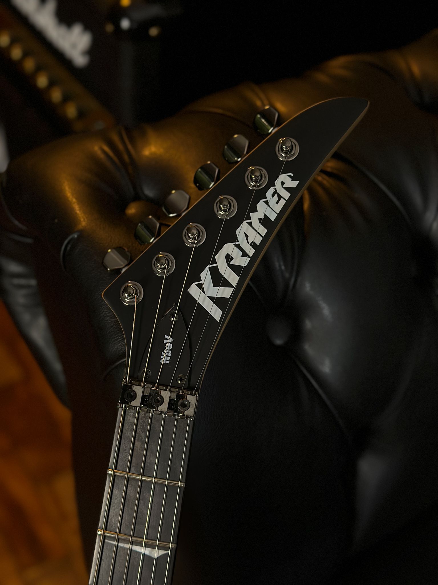 Guitarra Kramer Nite V FR - Satin Black - Floyd Rose - Flying V ...