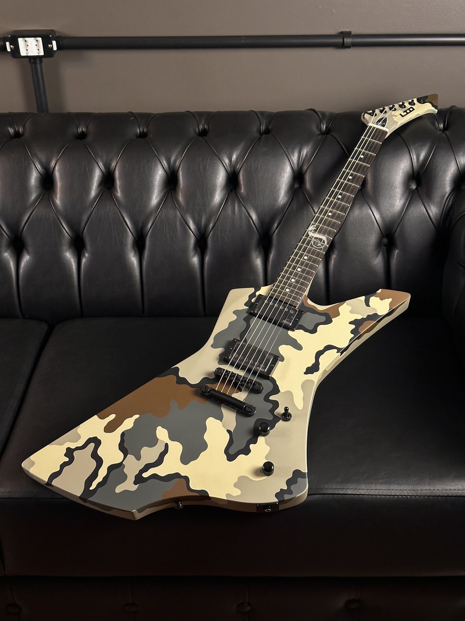 GUITARRA ESP LTD SNAKEBYTE CAMO - KUIU CAMO SATIN - Crunch Music