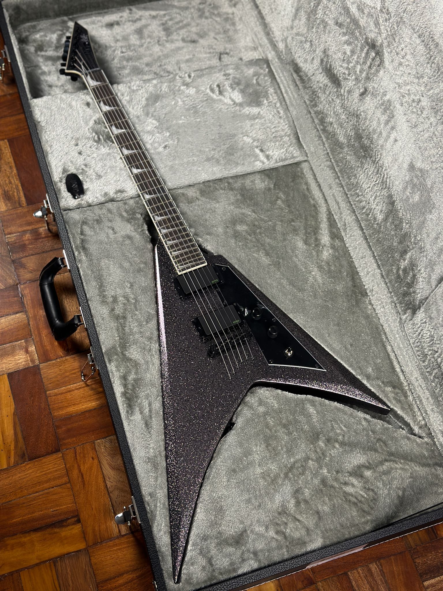 GUITARRA ESP LTD KIRK HAMMETT LKHV - BLACK SPARKLE - FLYING V - Crunch ...