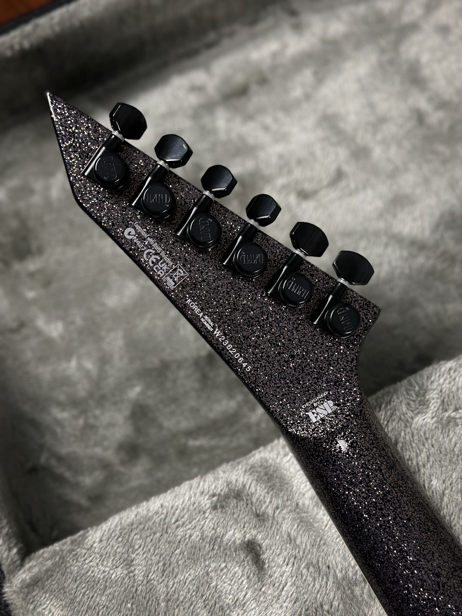 GUITARRA ESP LTD KIRK HAMMETT LKHV - BLACK SPARKLE - FLYING V - Crunch ...