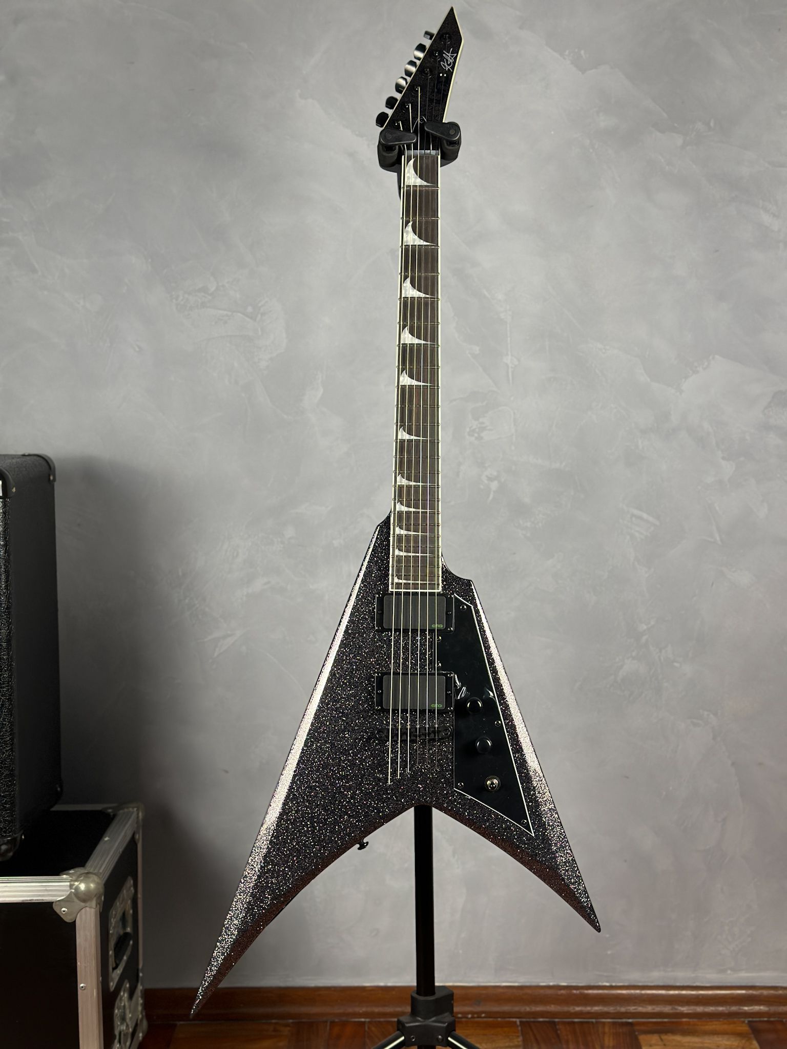 GUITARRA ESP LTD KIRK HAMMETT LKHV - BLACK SPARKLE - FLYING V - Crunch ...