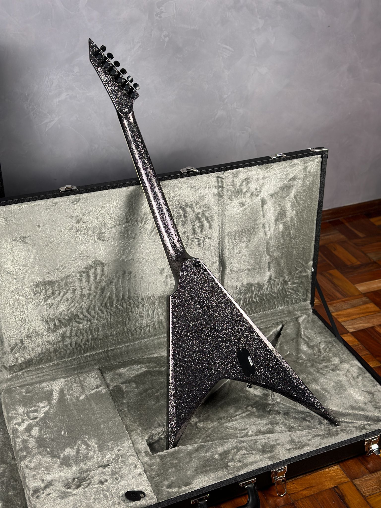 GUITARRA ESP LTD KIRK HAMMETT LKHV - BLACK SPARKLE - FLYING V - Crunch ...