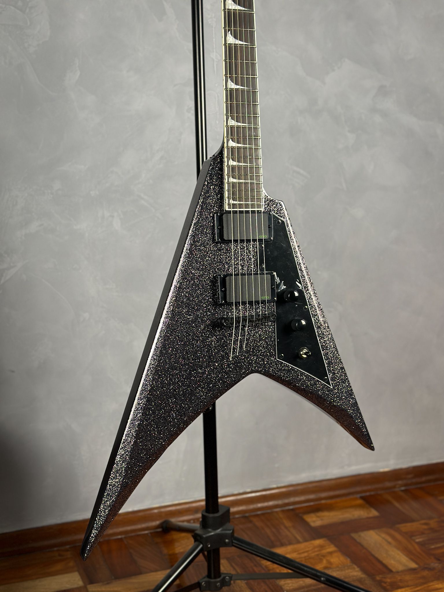 GUITARRA ESP LTD KIRK HAMMETT LKHV - BLACK SPARKLE - FLYING V - Crunch ...