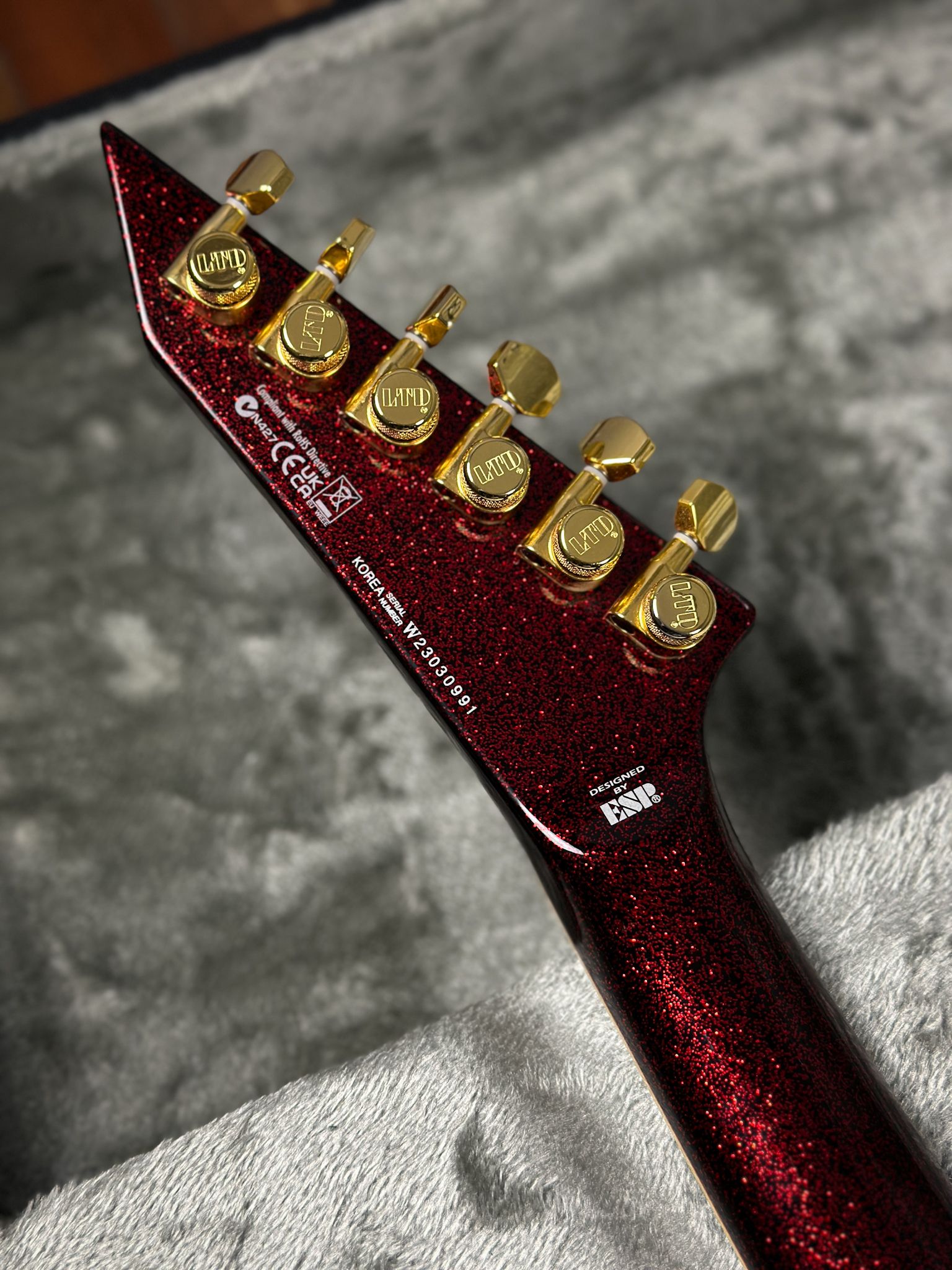 GUITARRA ESP LTD KIRK HAMMETT LKHV - RED SPARKLE - FLYING V - Crunch Music