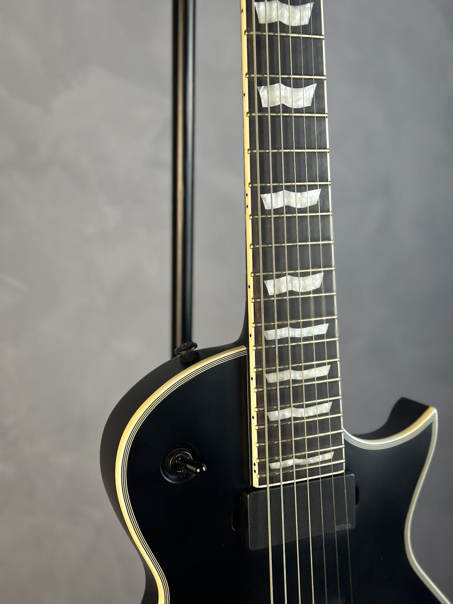 GUITARRA ESP LTD EC-407 LEC407BLKS - BLACK SATIN - Crunch Music