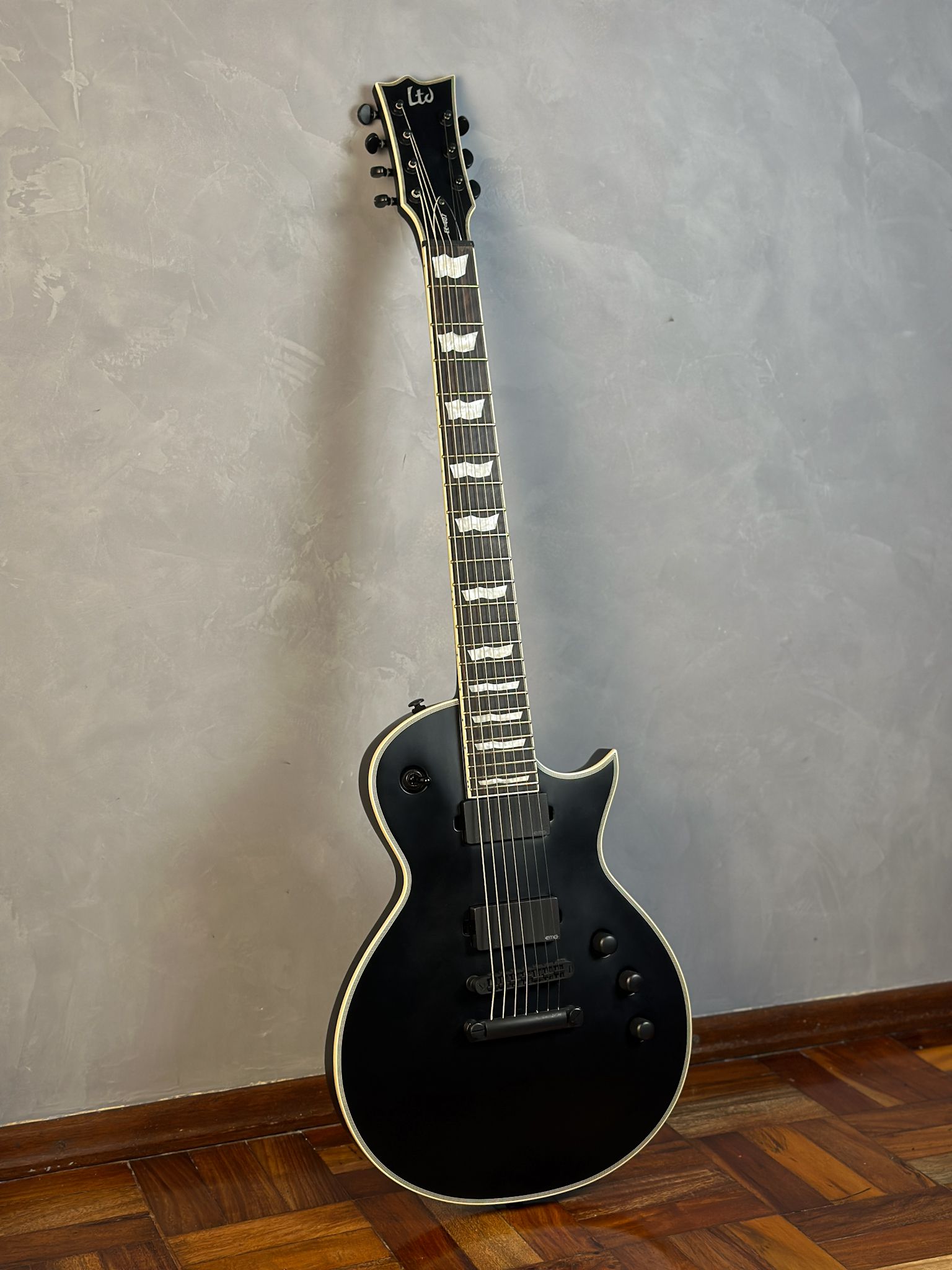 GUITARRA ESP LTD EC-407 LEC407BLKS - BLACK SATIN - Crunch Music