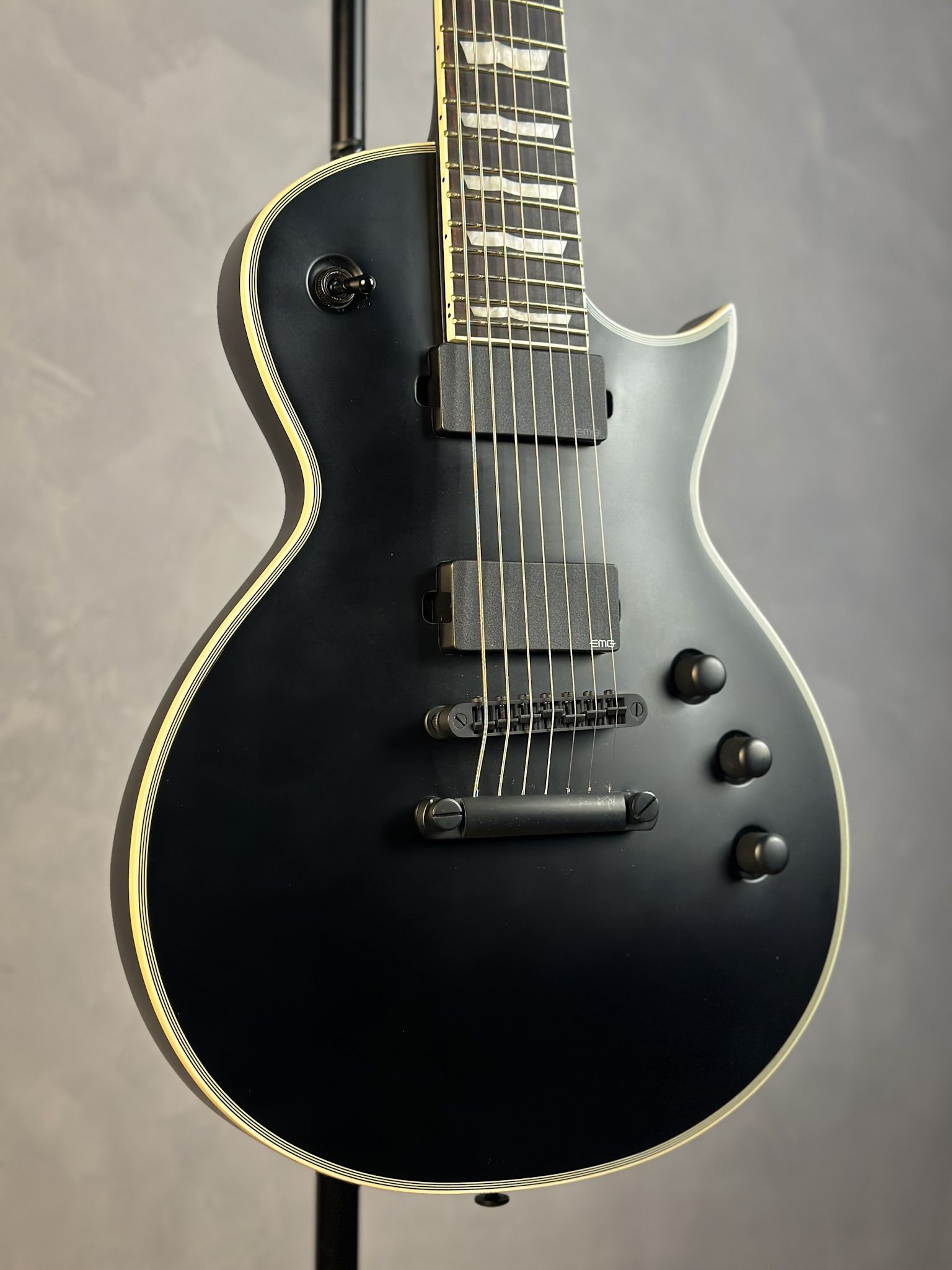 GUITARRA ESP LTD EC-407 LEC407BLKS - BLACK SATIN - Crunch Music