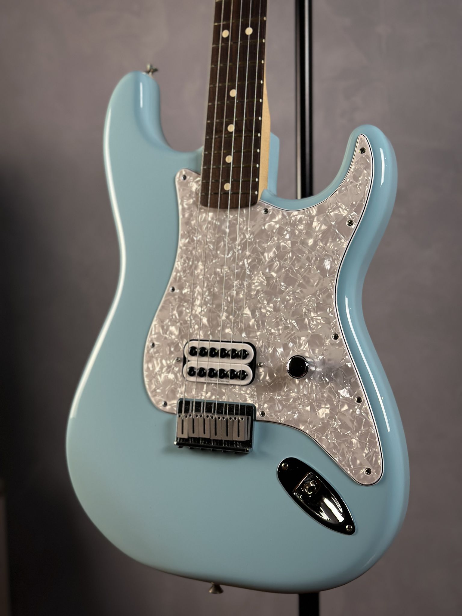 GUITARRA TOM DELONGE DAPHNE BLUE - FENDER - HUMBUCKER - PONTE FIXA ...