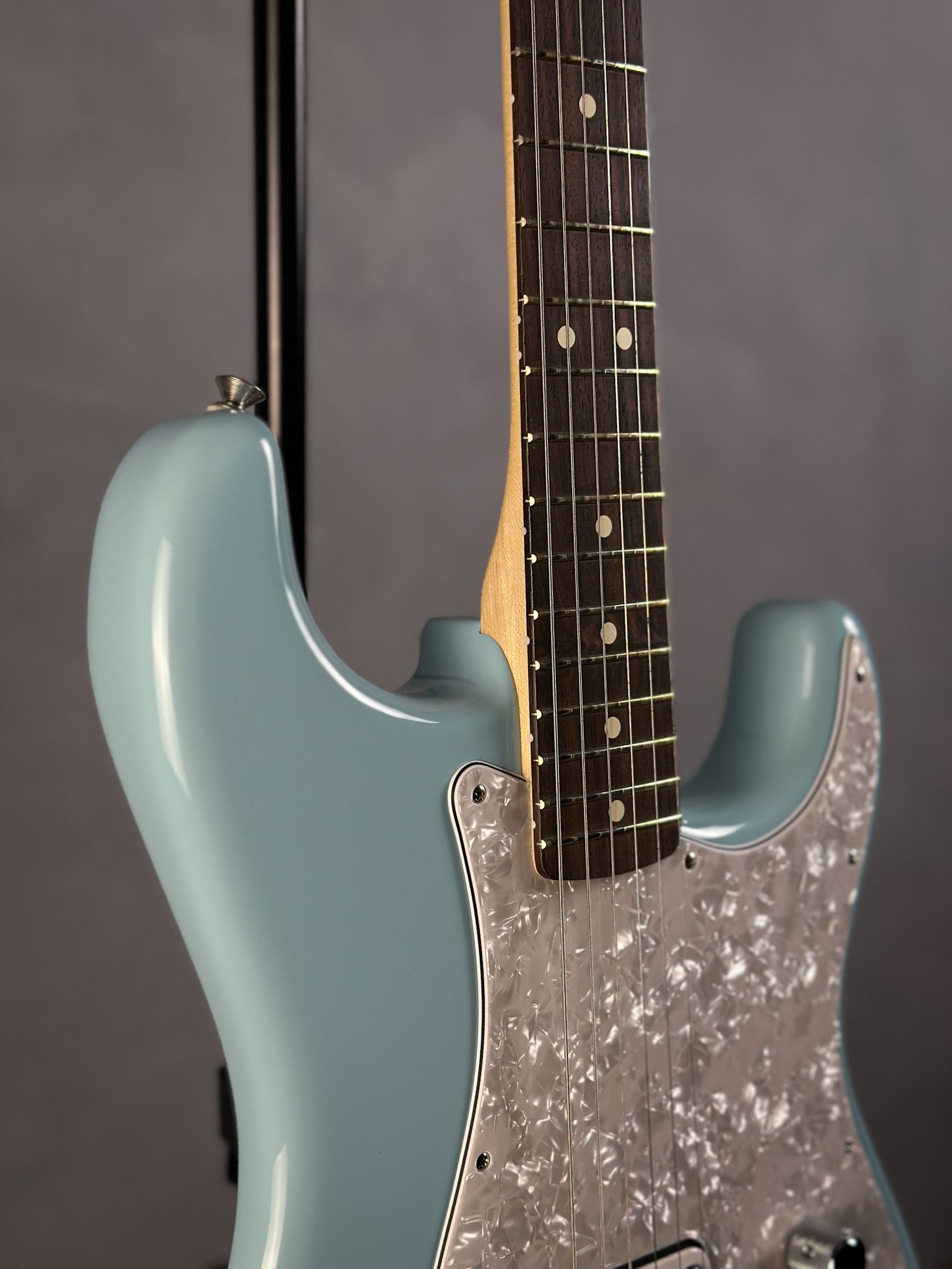 GUITARRA TOM DELONGE DAPHNE BLUE - FENDER - HUMBUCKER - PONTE FIXA ...