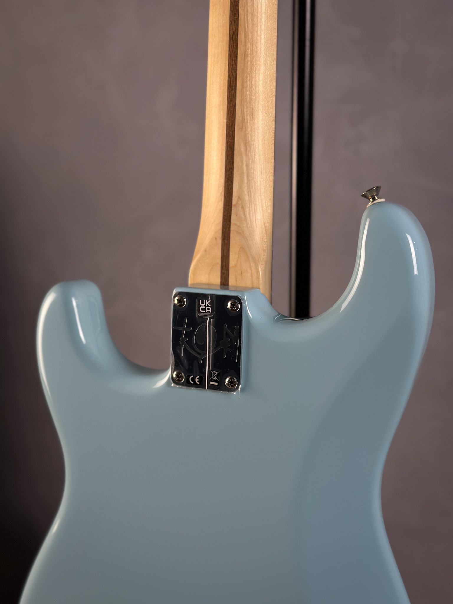GUITARRA TOM DELONGE DAPHNE BLUE - FENDER - HUMBUCKER - PONTE FIXA ...