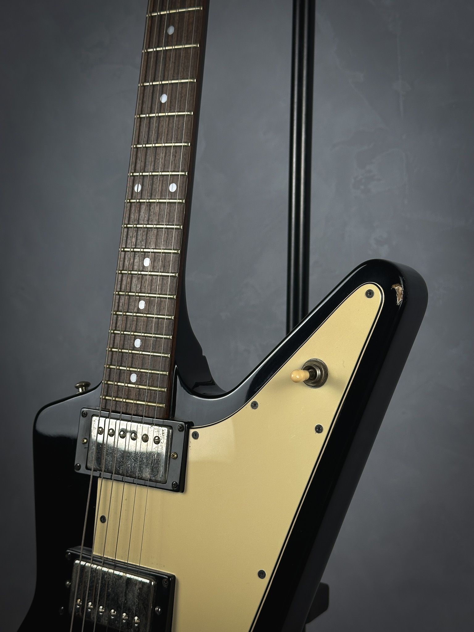 GUITARRA EPIPHONE EXPLORER EBONY W/CASE - USADA - Crunch Music