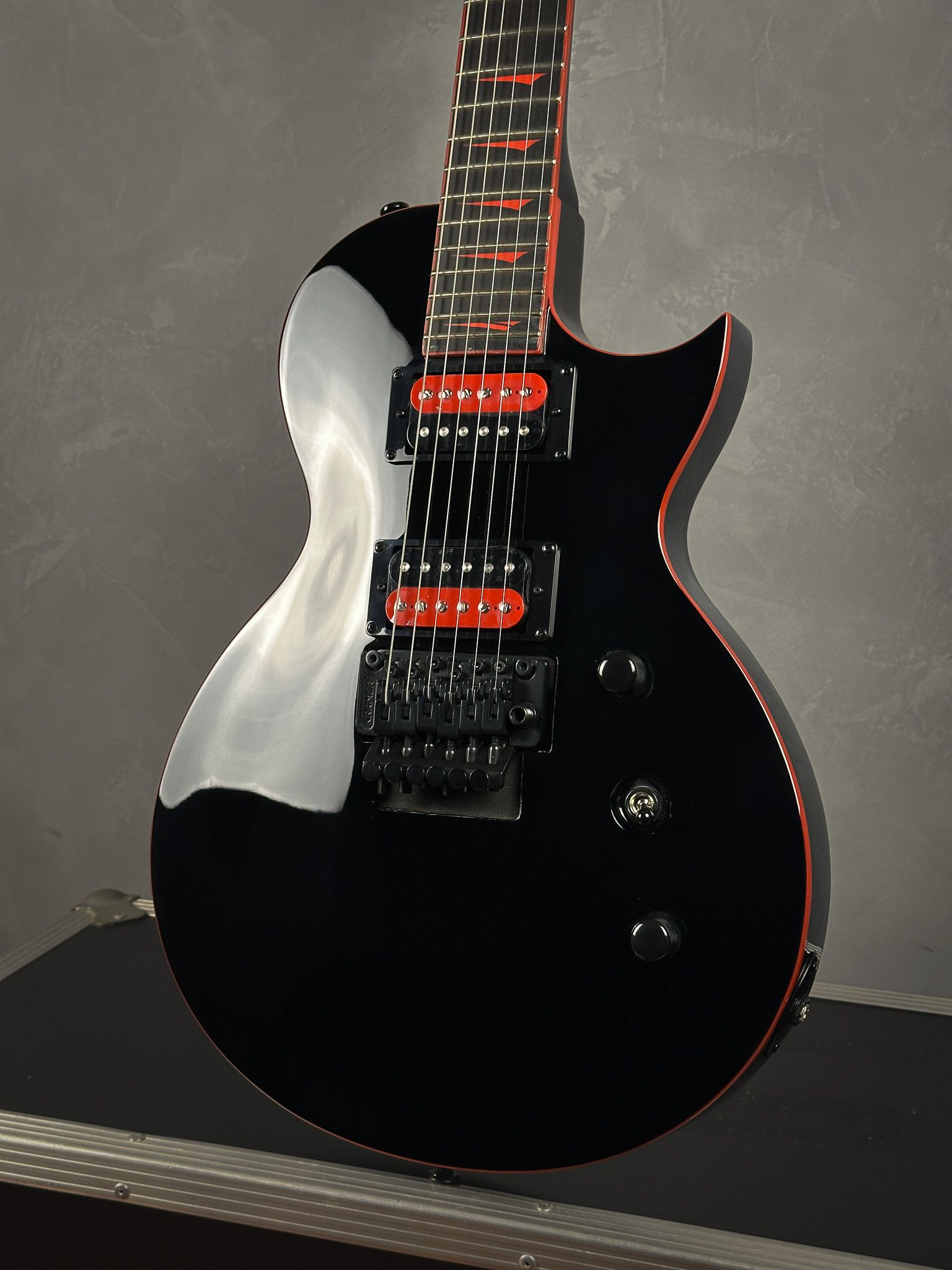 GUITARRA KRAMER ASSAULT 220 - BLACK - FLOYD ROSE - Crunch Music