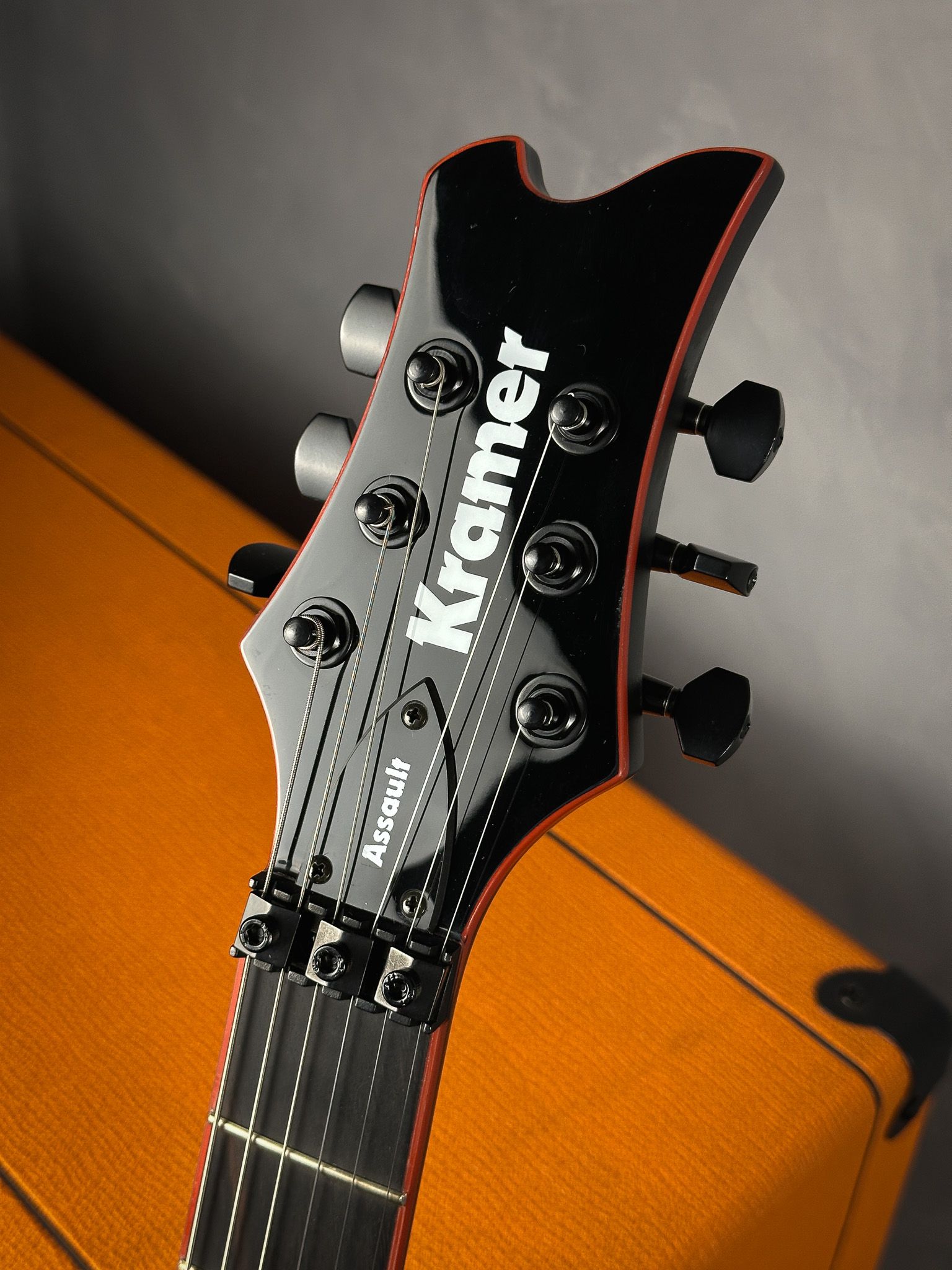 GUITARRA KRAMER ASSAULT 220 - BLACK - FLOYD ROSE - Crunch Music