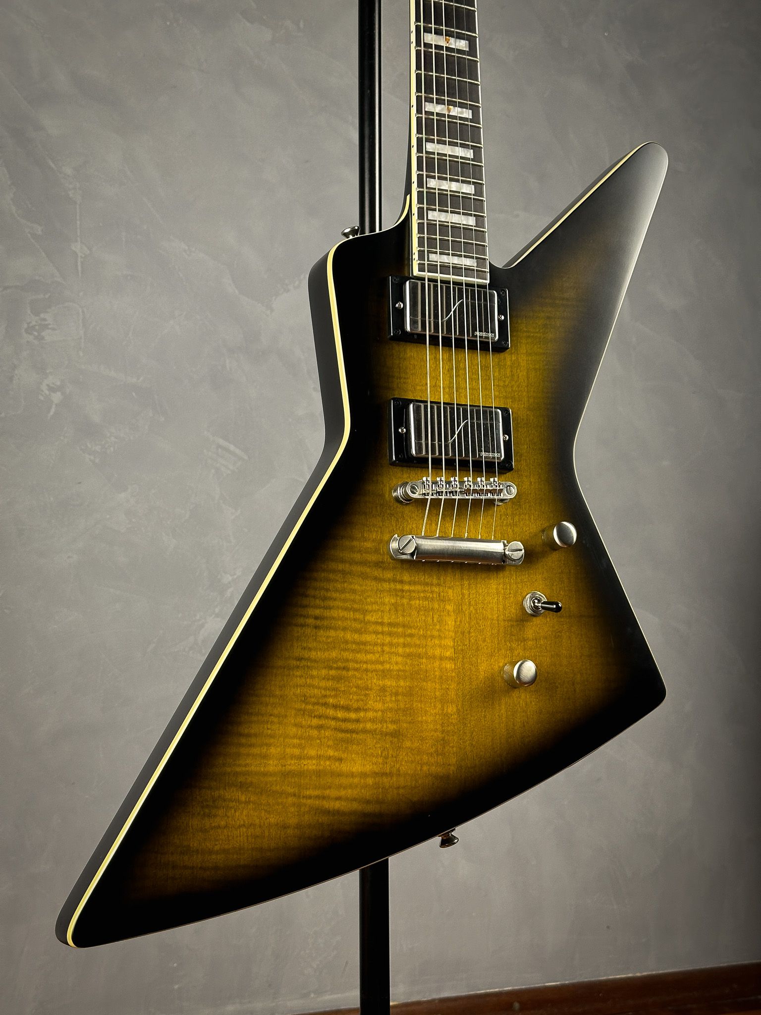 Guitarra Epiphone Extura Explorer Prophecy - Yellow Tiger Aged Gloss ...