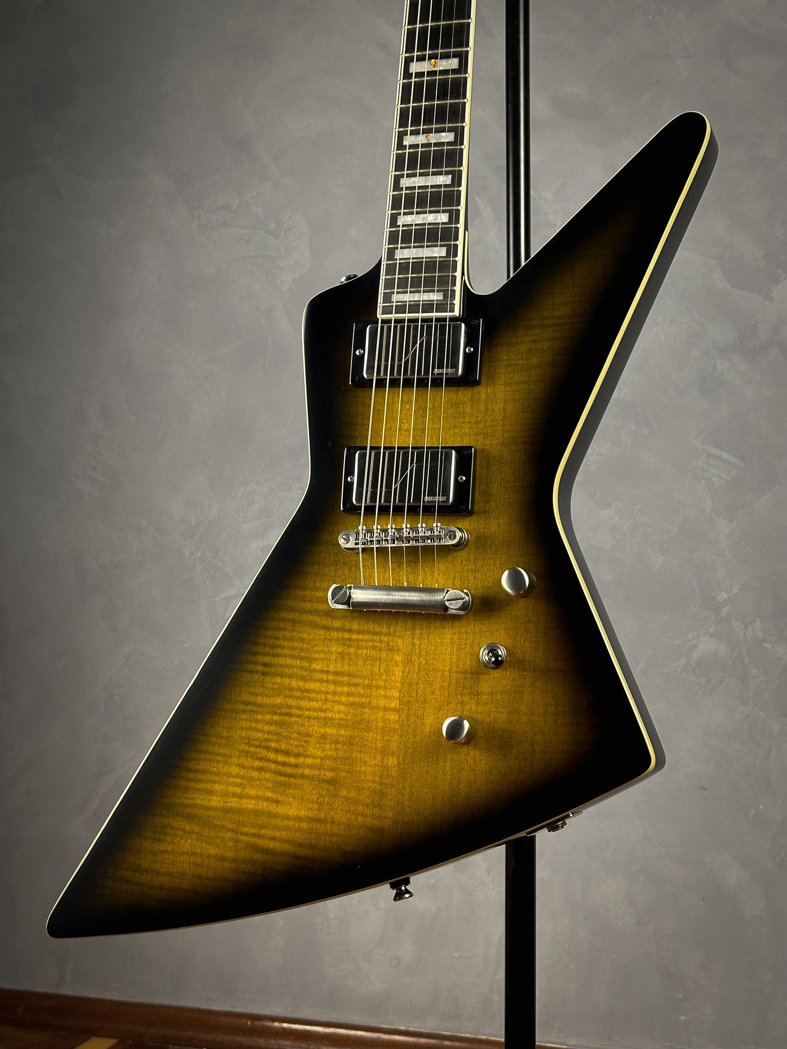 Guitarra Epiphone Extura Explorer Prophecy - Yellow Tiger Aged Gloss ...