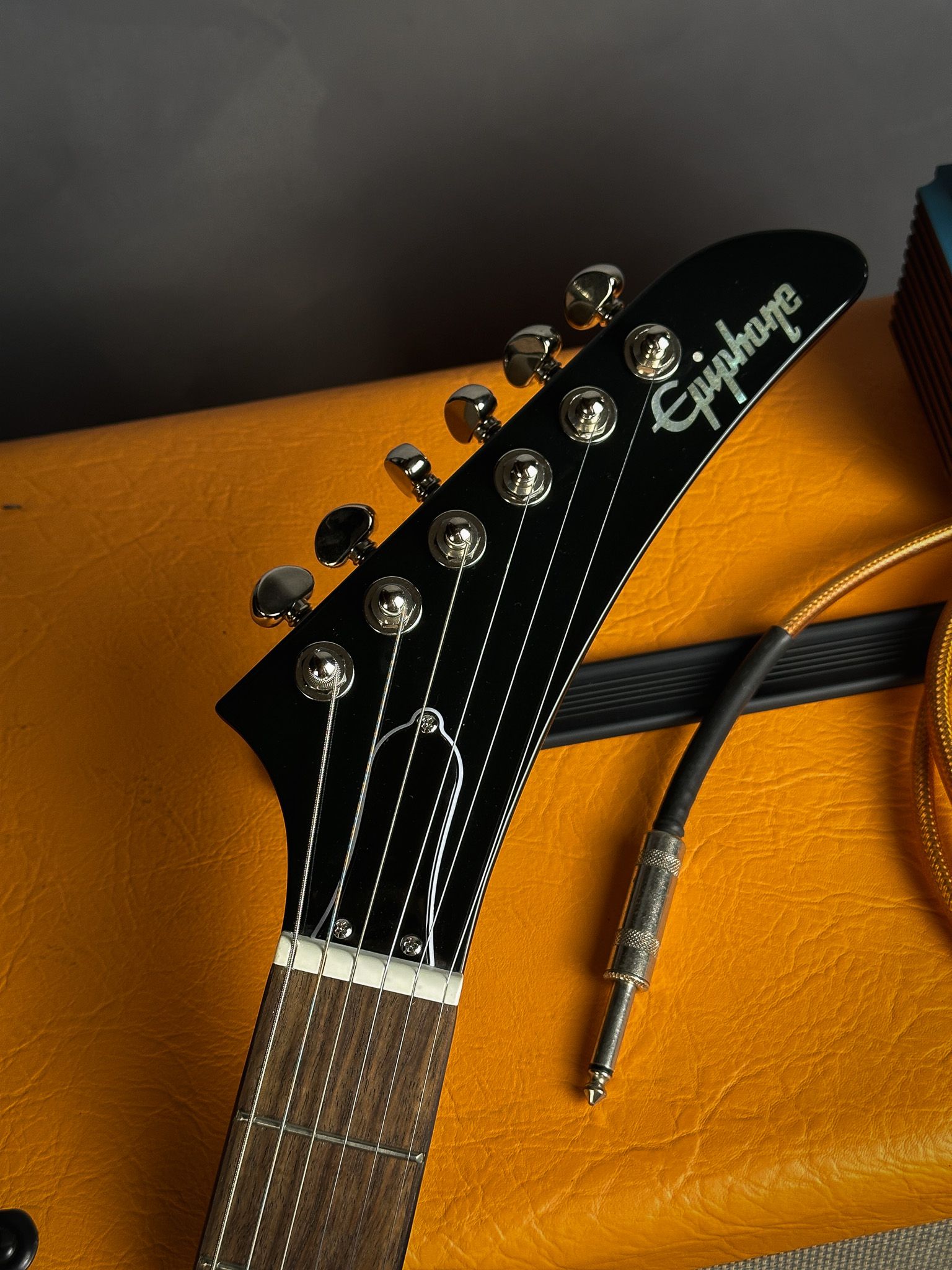 Guitarra Epiphone Explorer - Black - Emg 81- 60 - Upgrade - Crunch Music