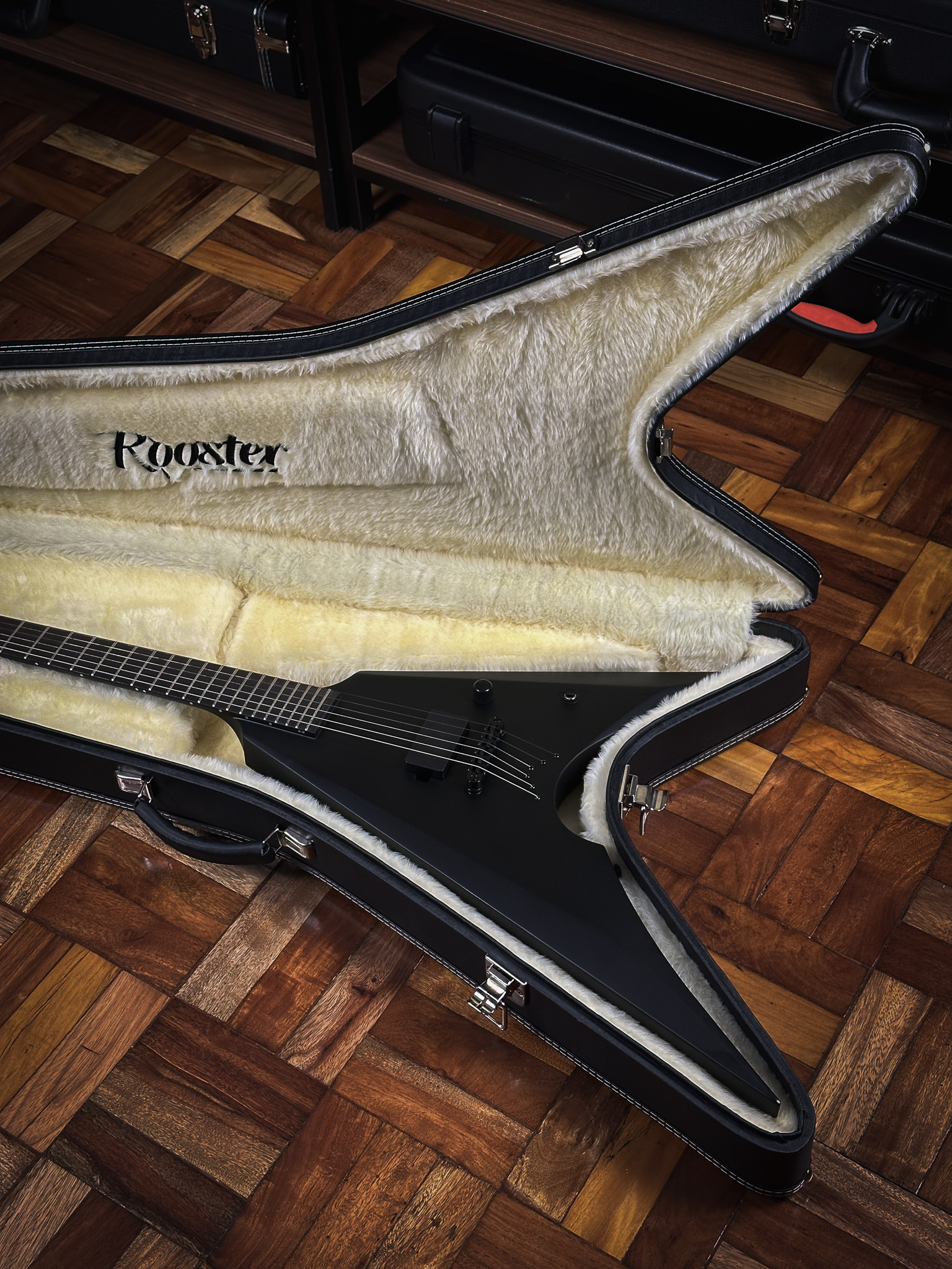 CASE PARA GUITARRAS FLYING V LTD ESPE ARROW - ROOSTER - Crunch Music
