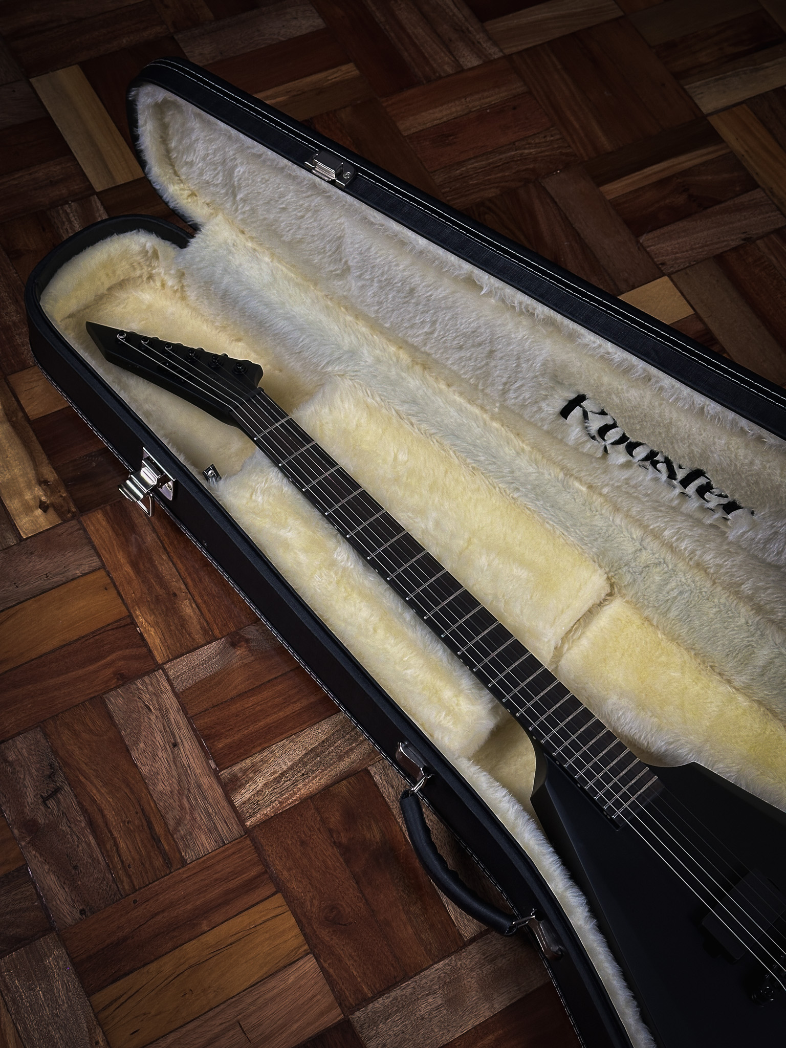 CASE PARA GUITARRAS FLYING V LTD ESPE ARROW - ROOSTER - Crunch Music