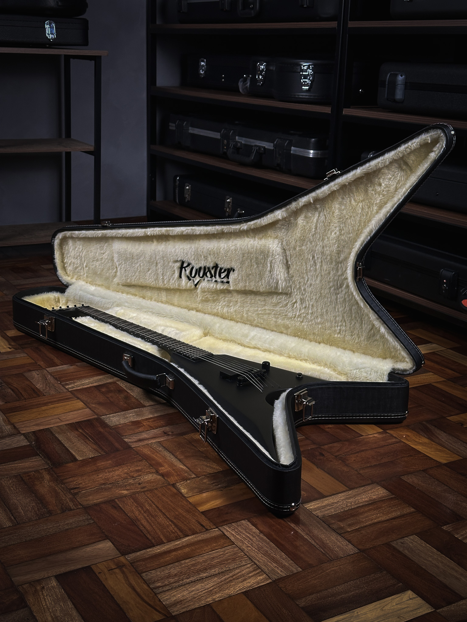 CASE PARA GUITARRAS FLYING V LTD ESPE ARROW - ROOSTER - Crunch Music