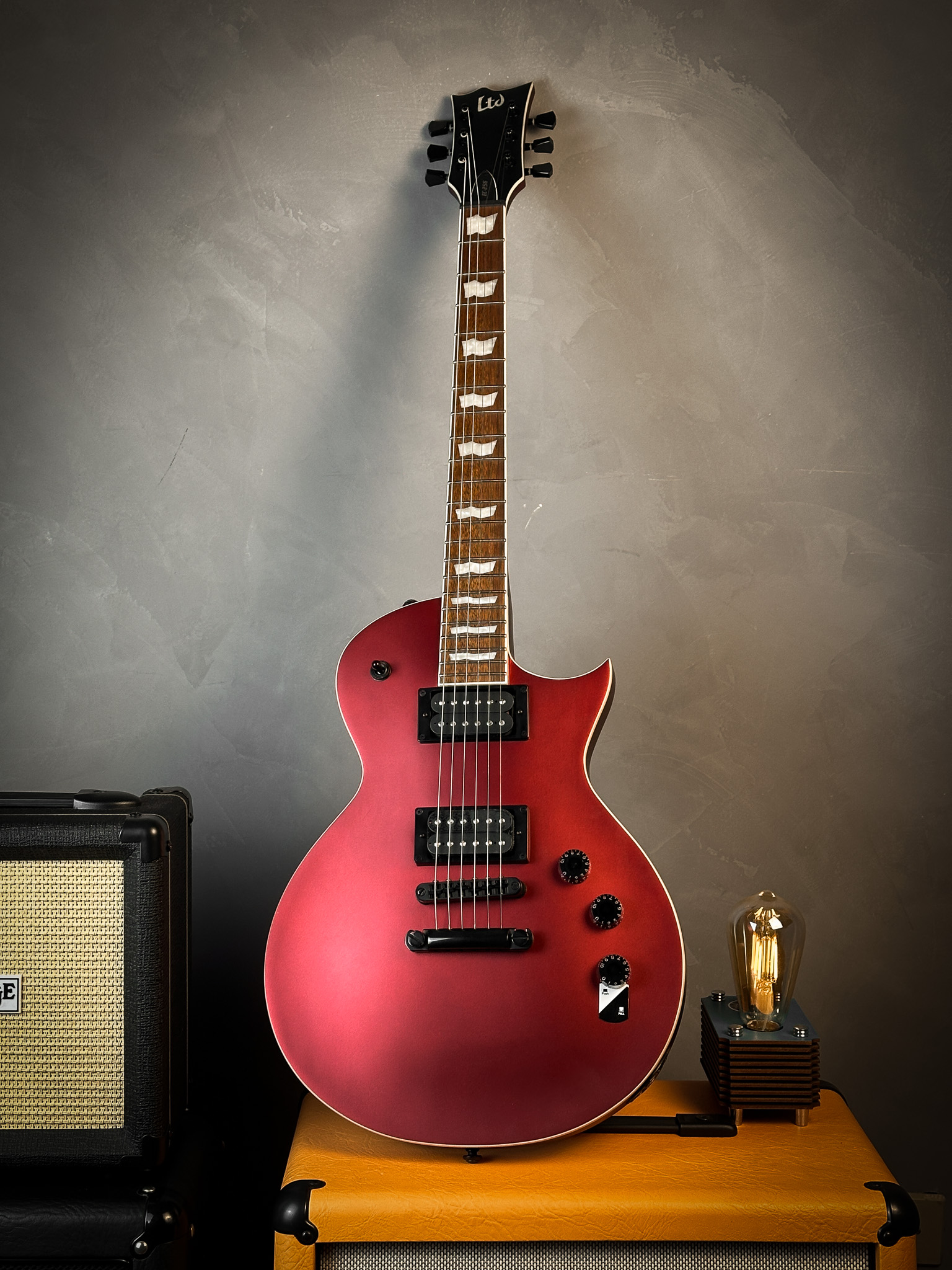 GUITARRA ESP LTD EC-256 - CANDY APPLE RED SATIN - Humbucker - Crunch Music