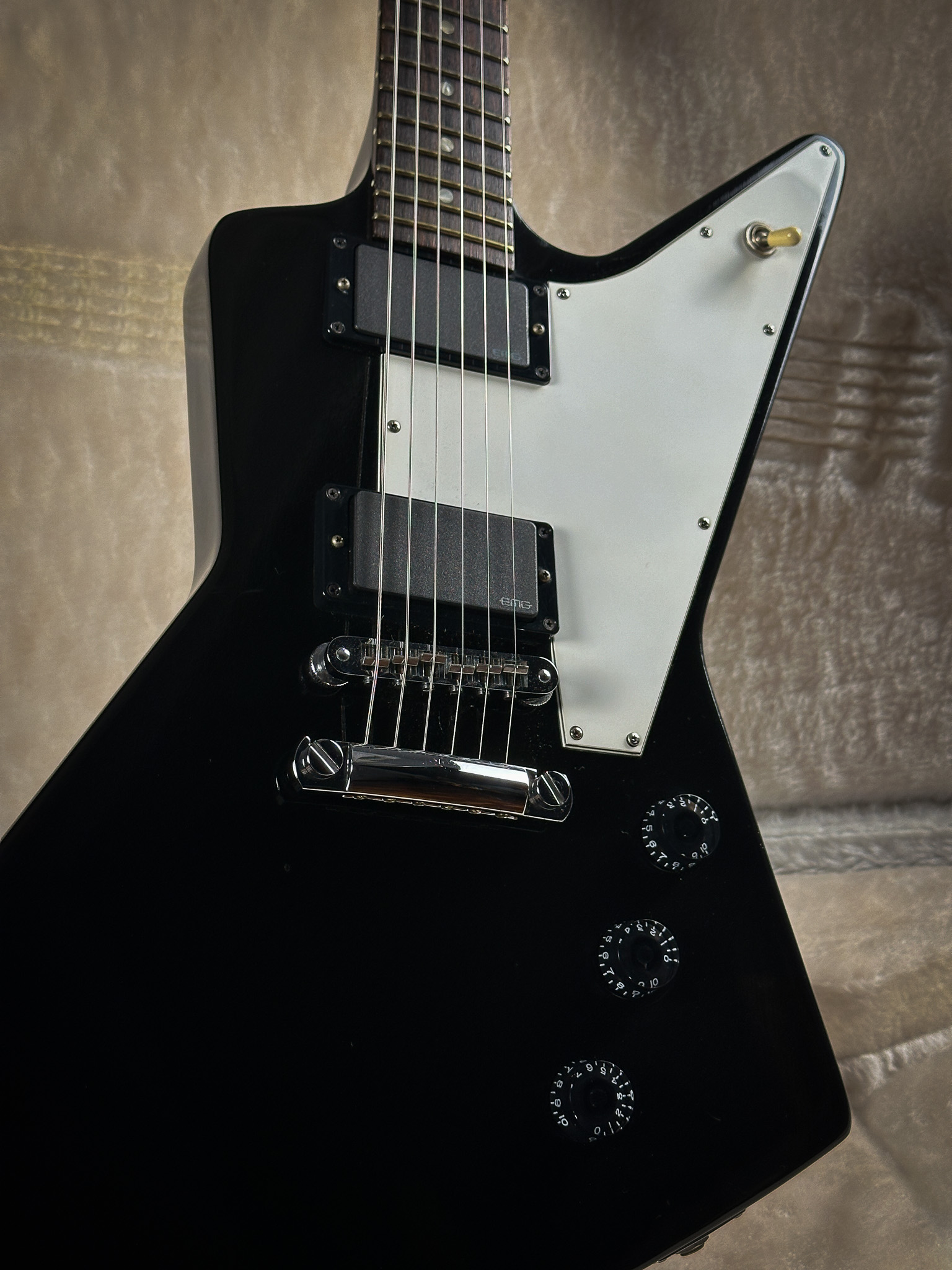 Guitarra Gibson Explorer Black - 2010 - Captadores EMG 81/85 - Crunch Music