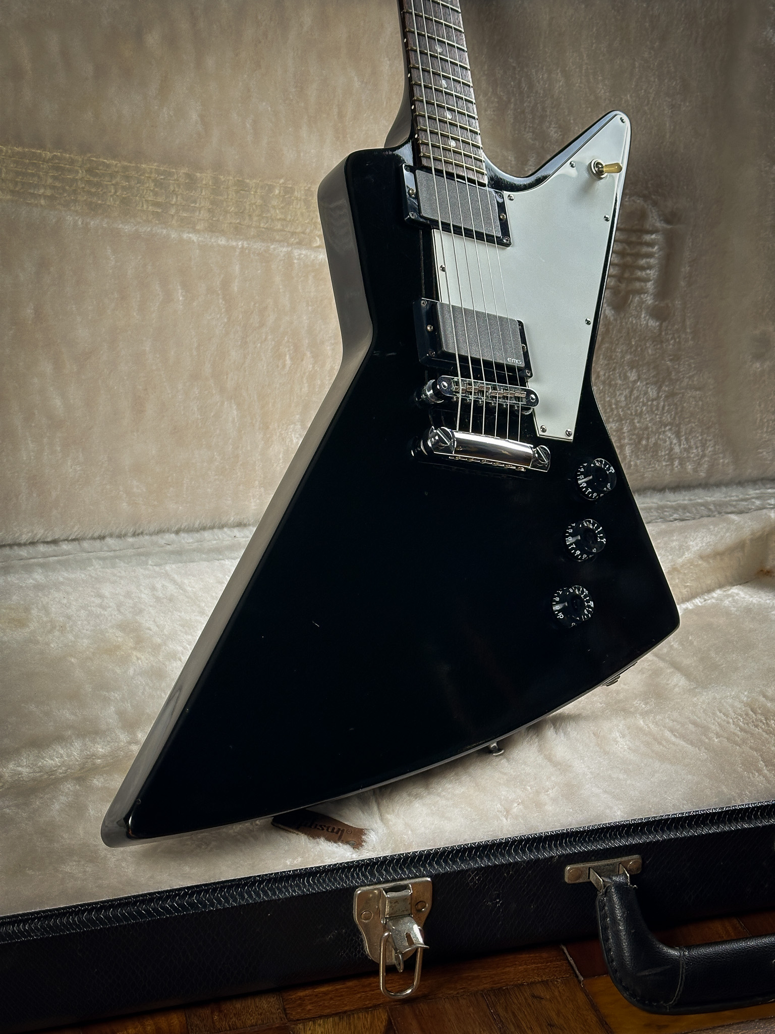 Guitarra Gibson Explorer Black - 2010 - Captadores EMG 81/85 - Crunch Music