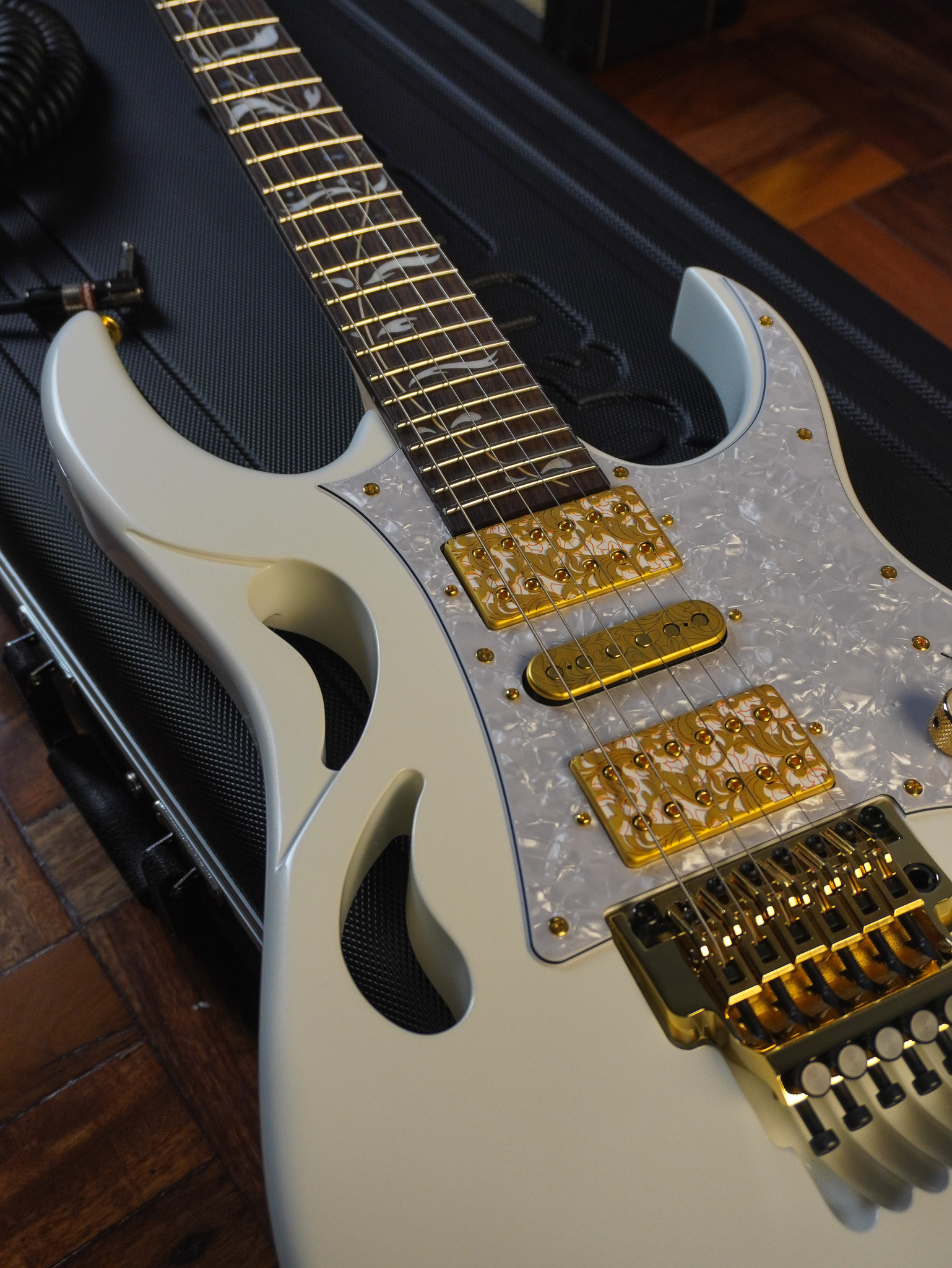 Guitarra Ibanez Pia White Prestige - Steve Vai Signature - Crunch Music