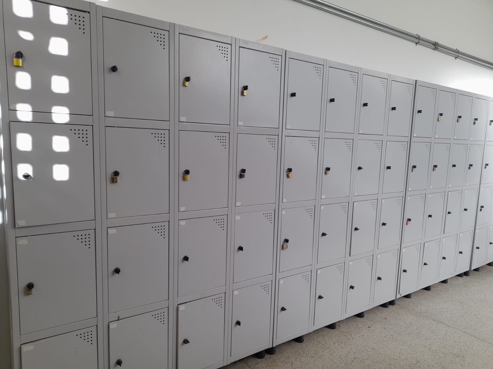 Locker em aço Roupeiros módulos com 4 portas pequenas - Móveis corporativos
