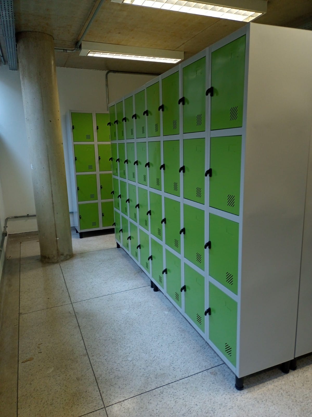 Locker em aço Roupeiros módulos com 4 portas pequenas - Móveis corporativos