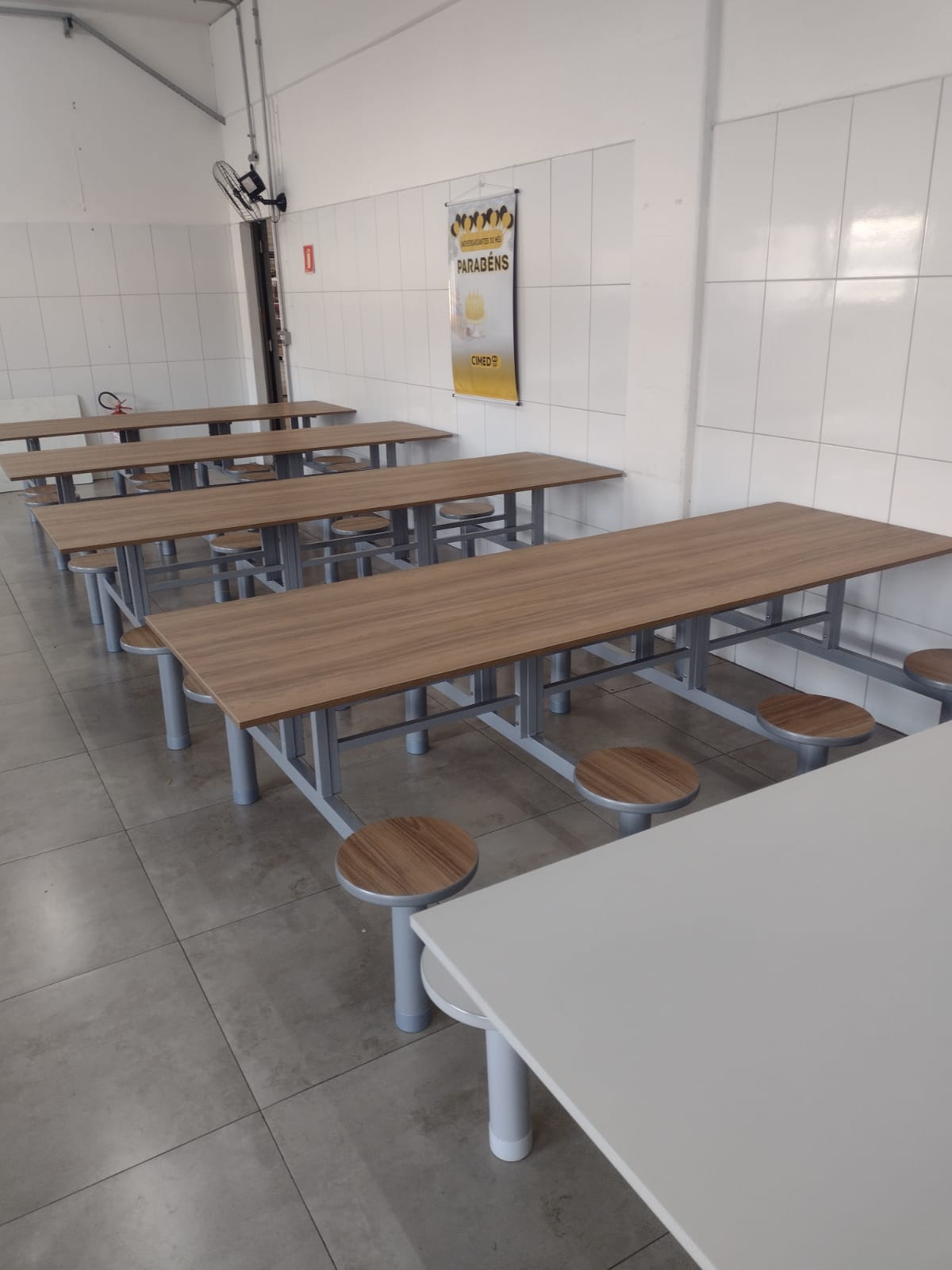 Mesa para Refeitório 8 Lugares com Bancos Acoplados Individuais ...