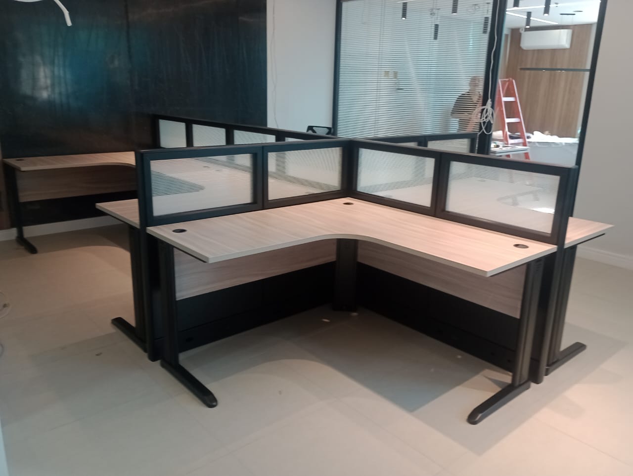 Estação Modular Linha Quadratto + Mesa em L Formato Delta - Móveis ...