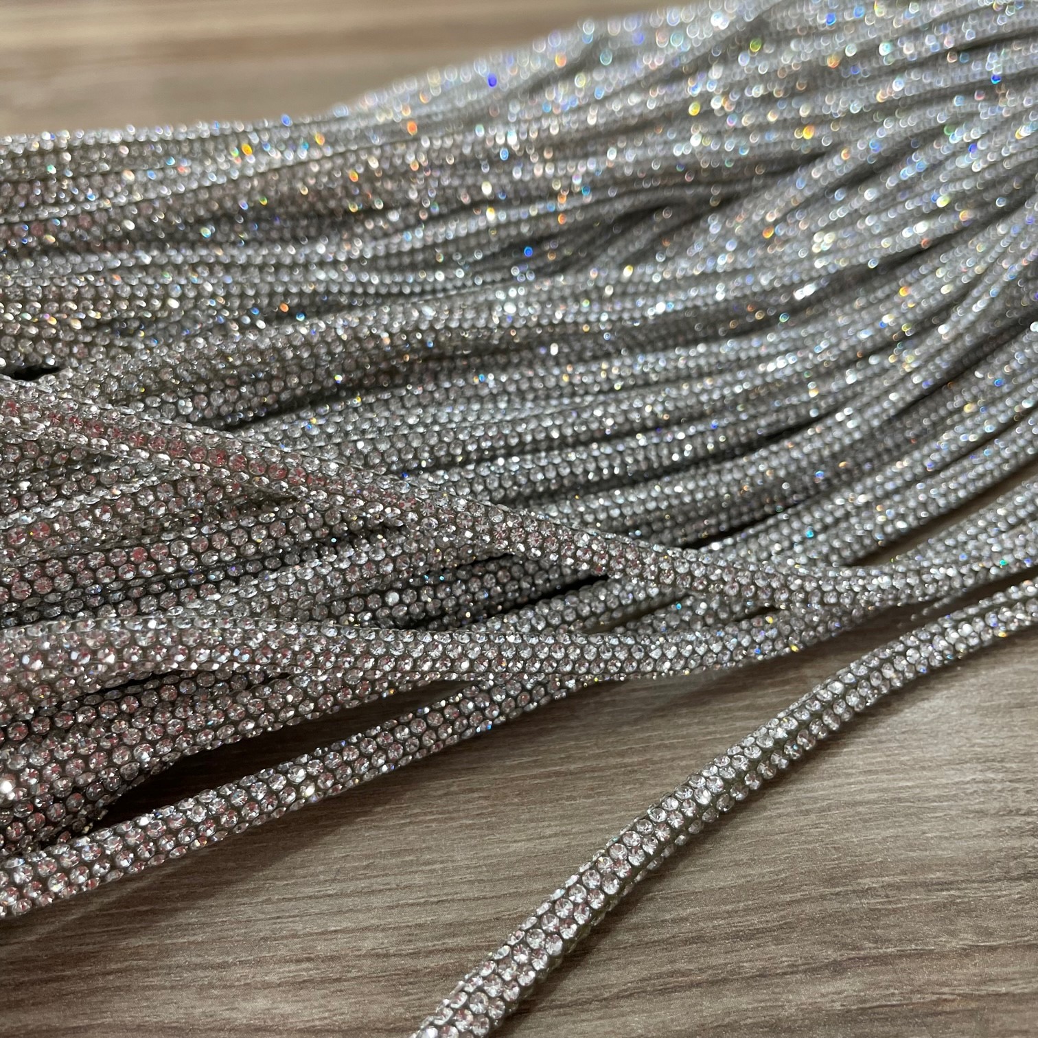 Cordão Tubo Roliço de Strass 6mm - 5 Metros - Top 3 Aviamentos